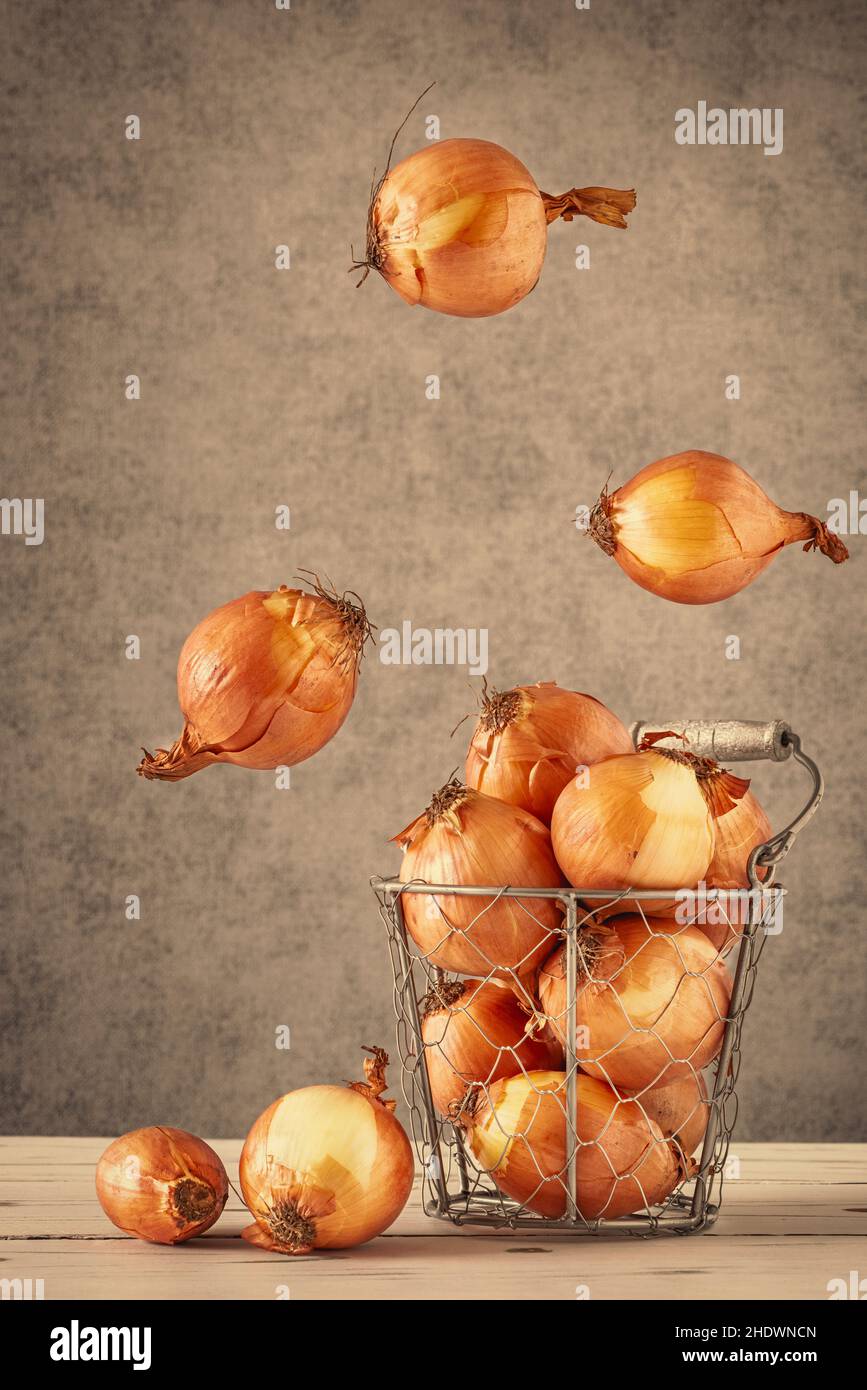 Wire basket onions hi-res stock photography and images - Alamy