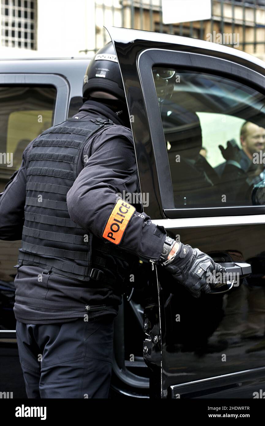 French Police officer on duty - Paris - France Stock Photo - Alamy