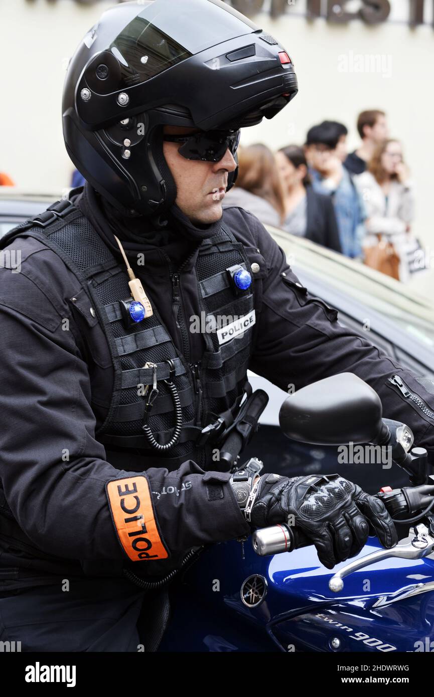 French Police officer on duty - Paris - France Stock Photo - Alamy