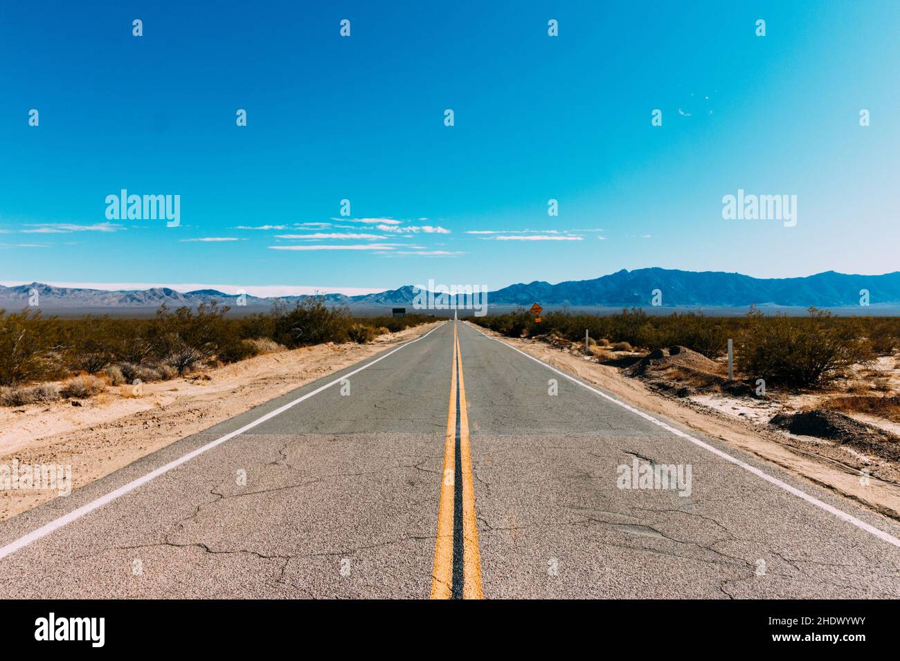 Beautiful empty highway hi-res stock photography and images - Alamy