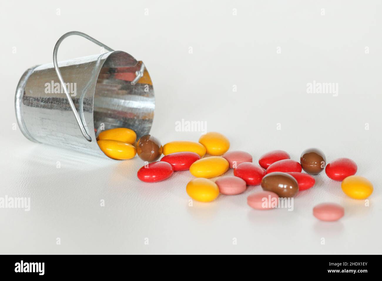 Pour tablets hi-res stock photography and images - Alamy