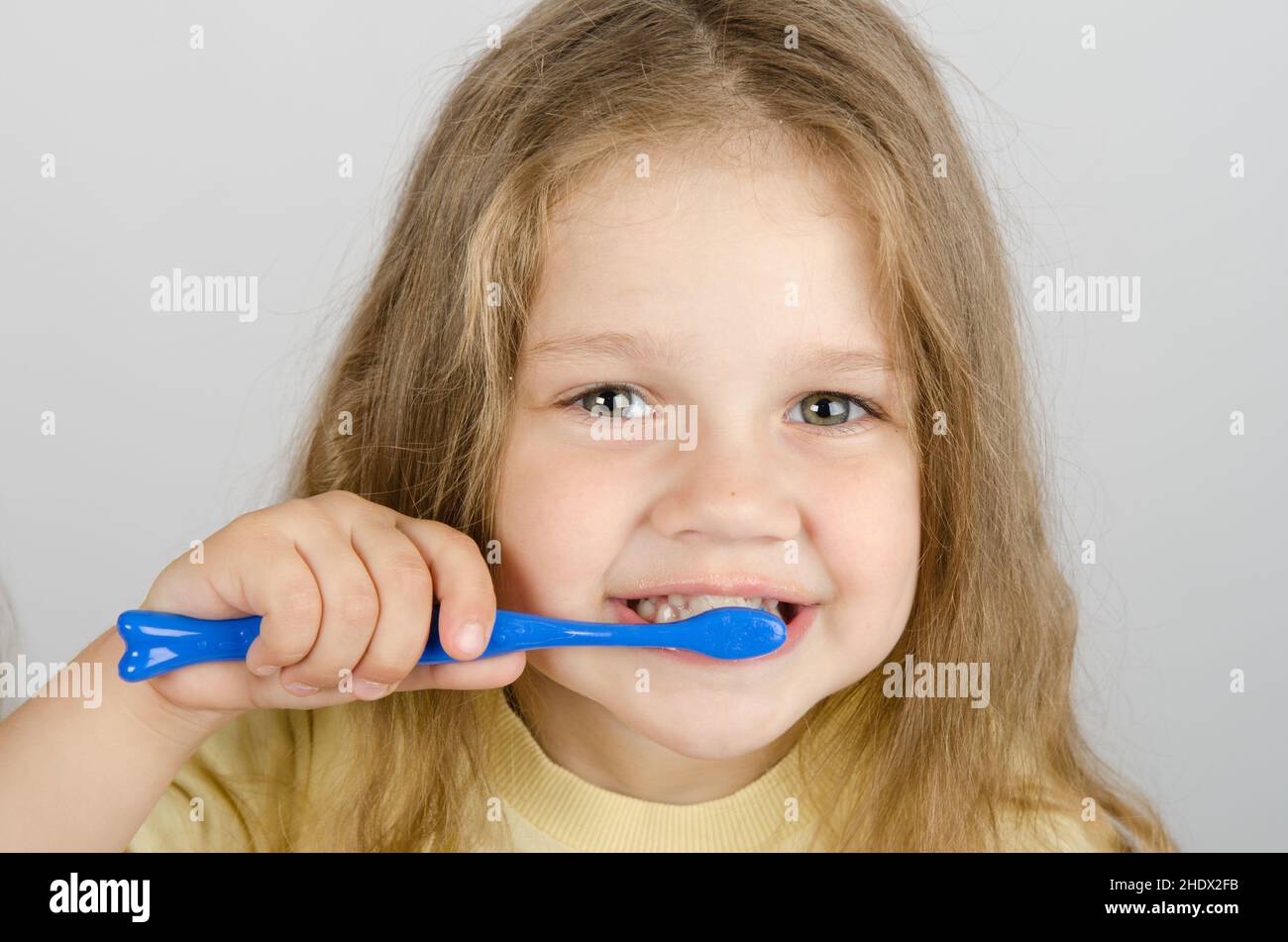 girl, brushing teeth, girls, brushing teeths Stock Photo - Alamy