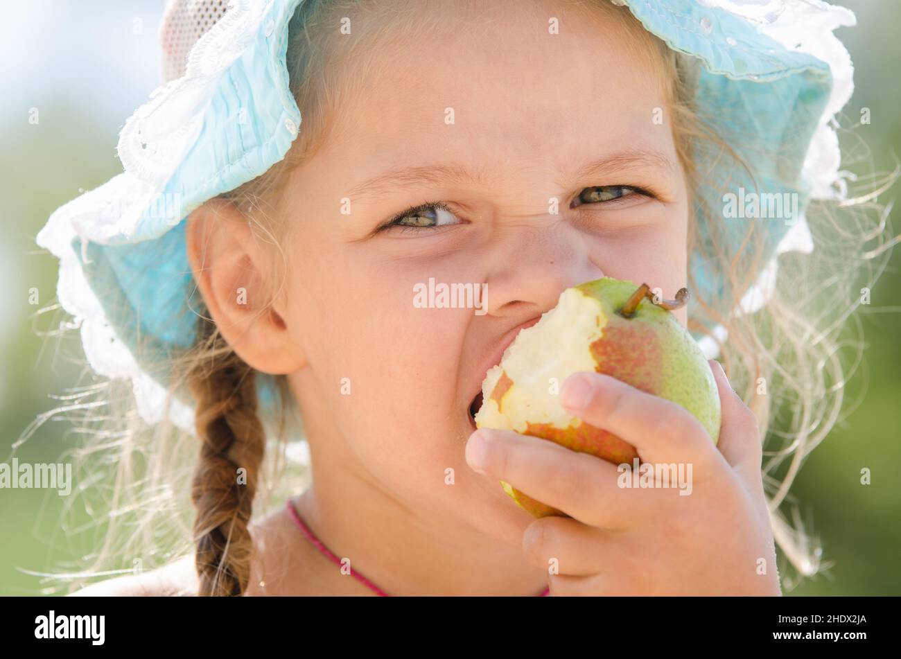 girl, pear, biting, girls, pears, bite, to bite Stock Photo - Alamy