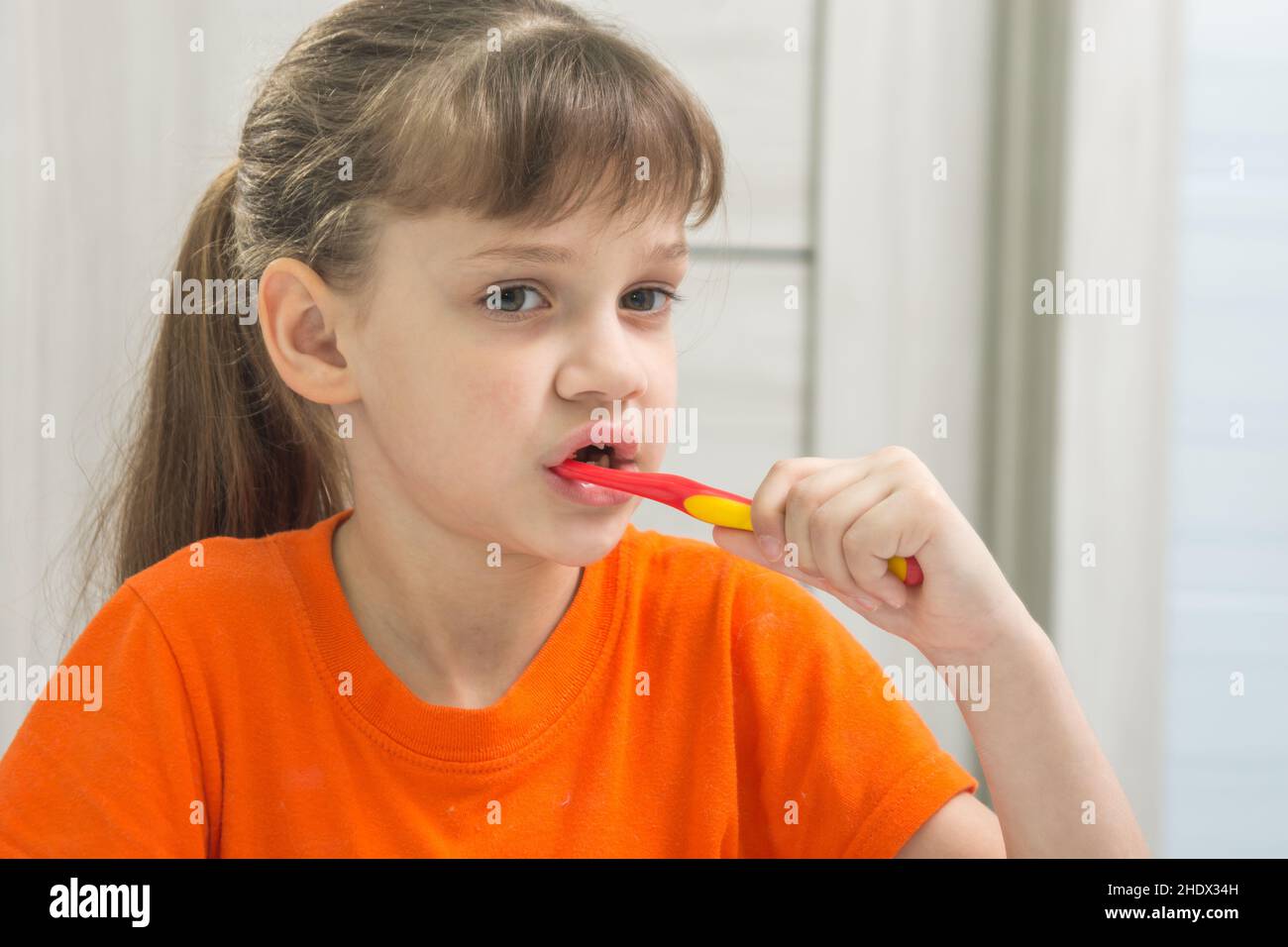 girl, brushing teeth, girls, brushing teeths Stock Photo - Alamy