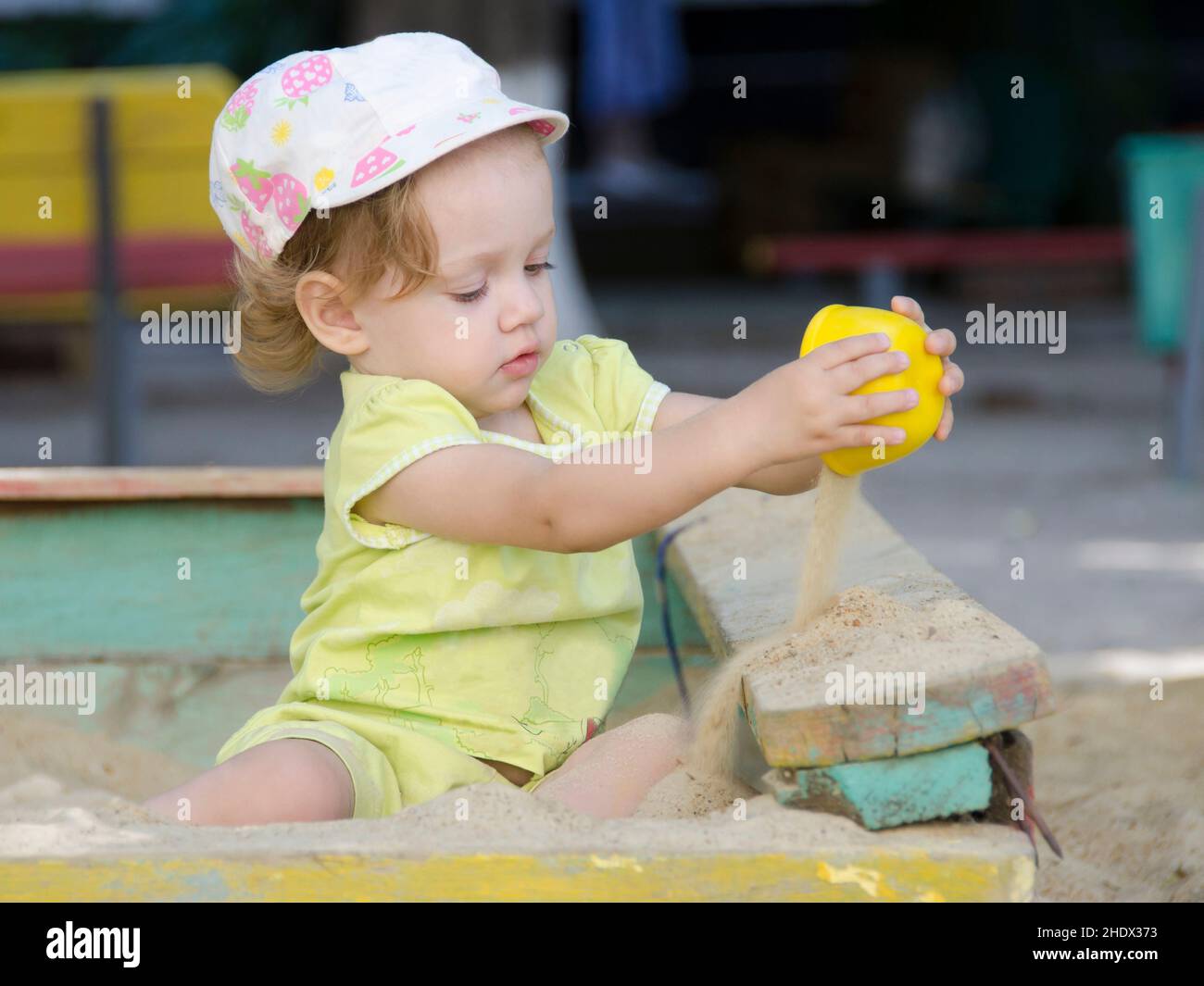 girl, playing, sandbox, girls, play, sandboxs Stock Photo - Alamy