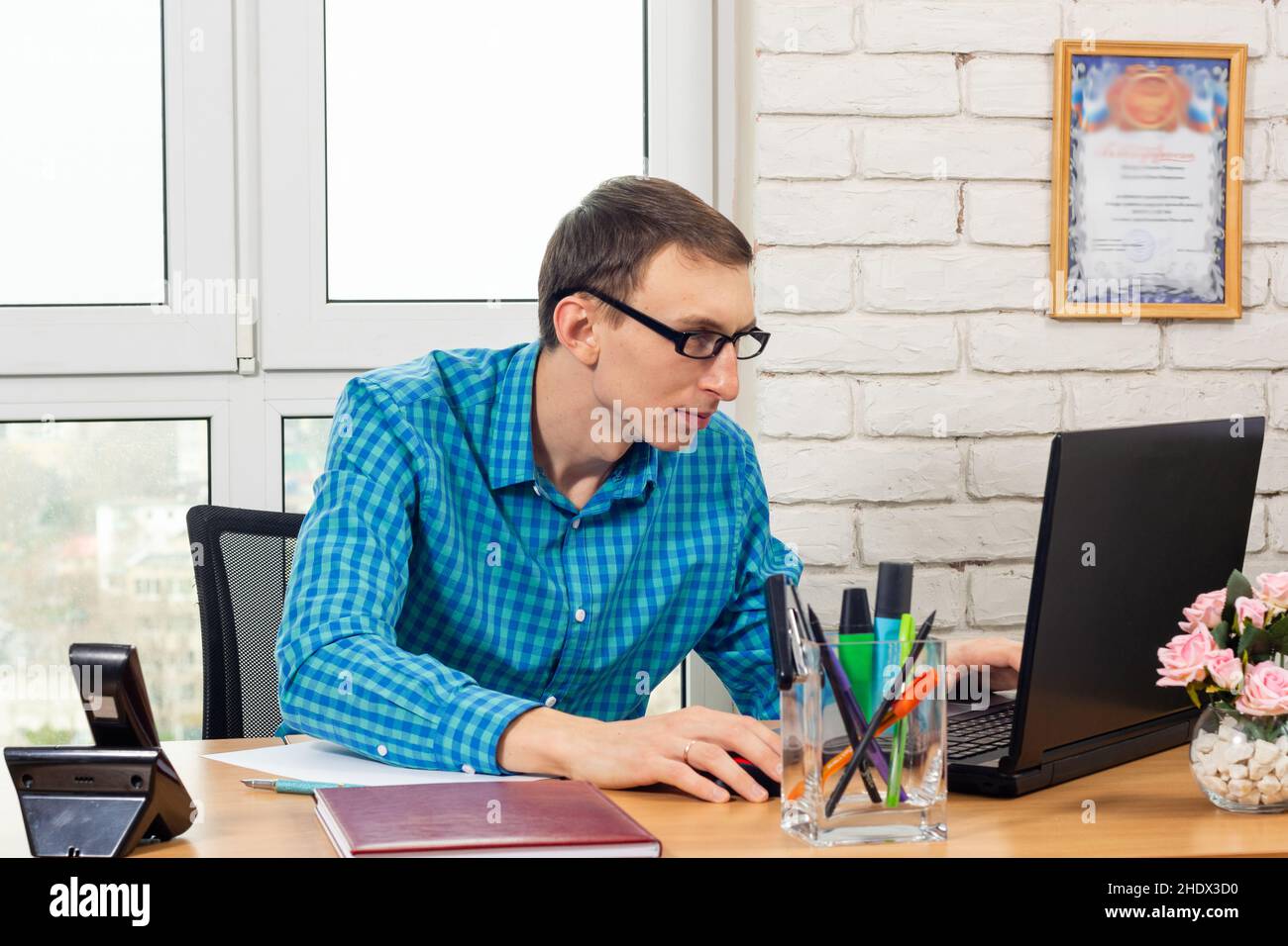 Employees working desks hi-res stock photography and images - Alamy