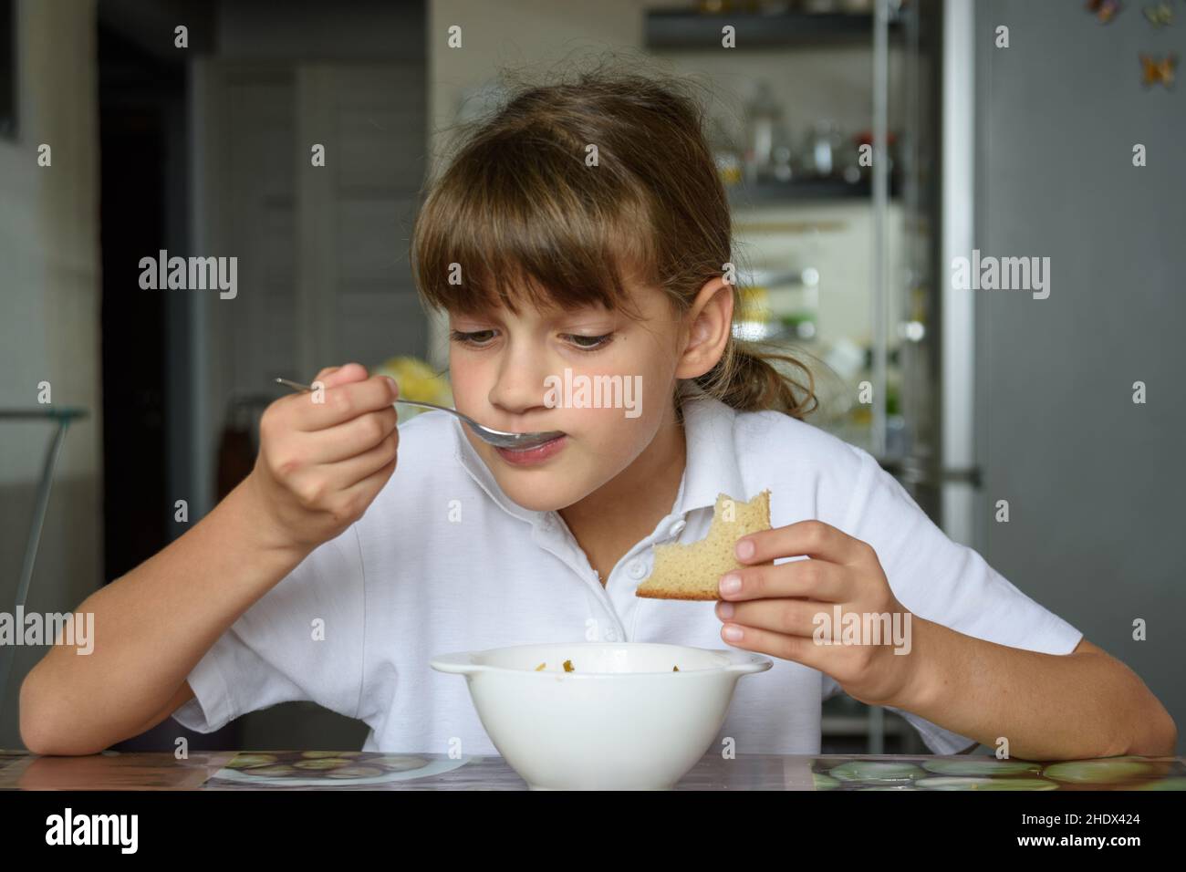girl, eating, lunch, girls, eat, lunch time Stock Photo - Alamy