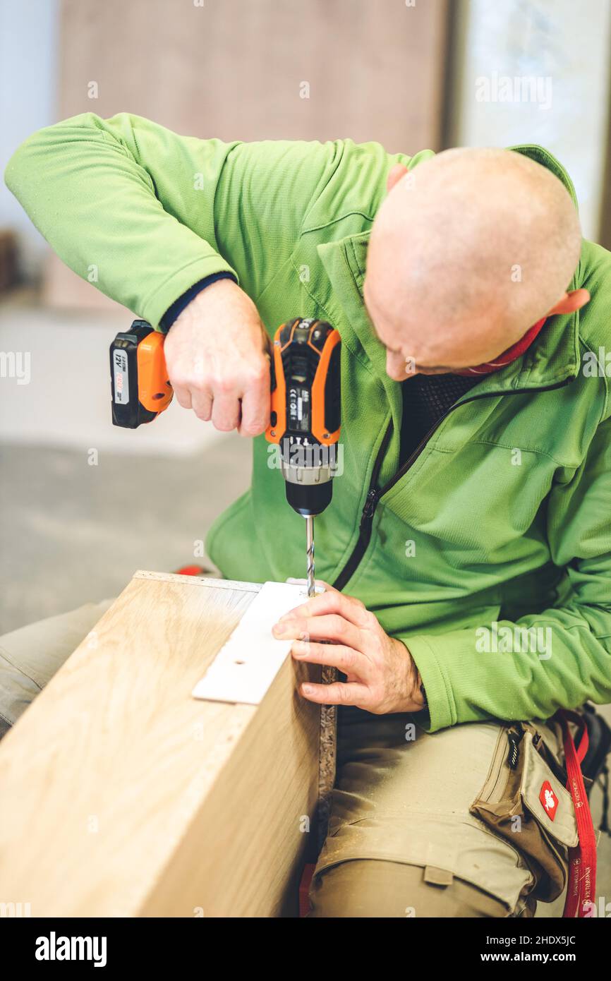 Vertical assemble hi-res stock photography and images - Alamy