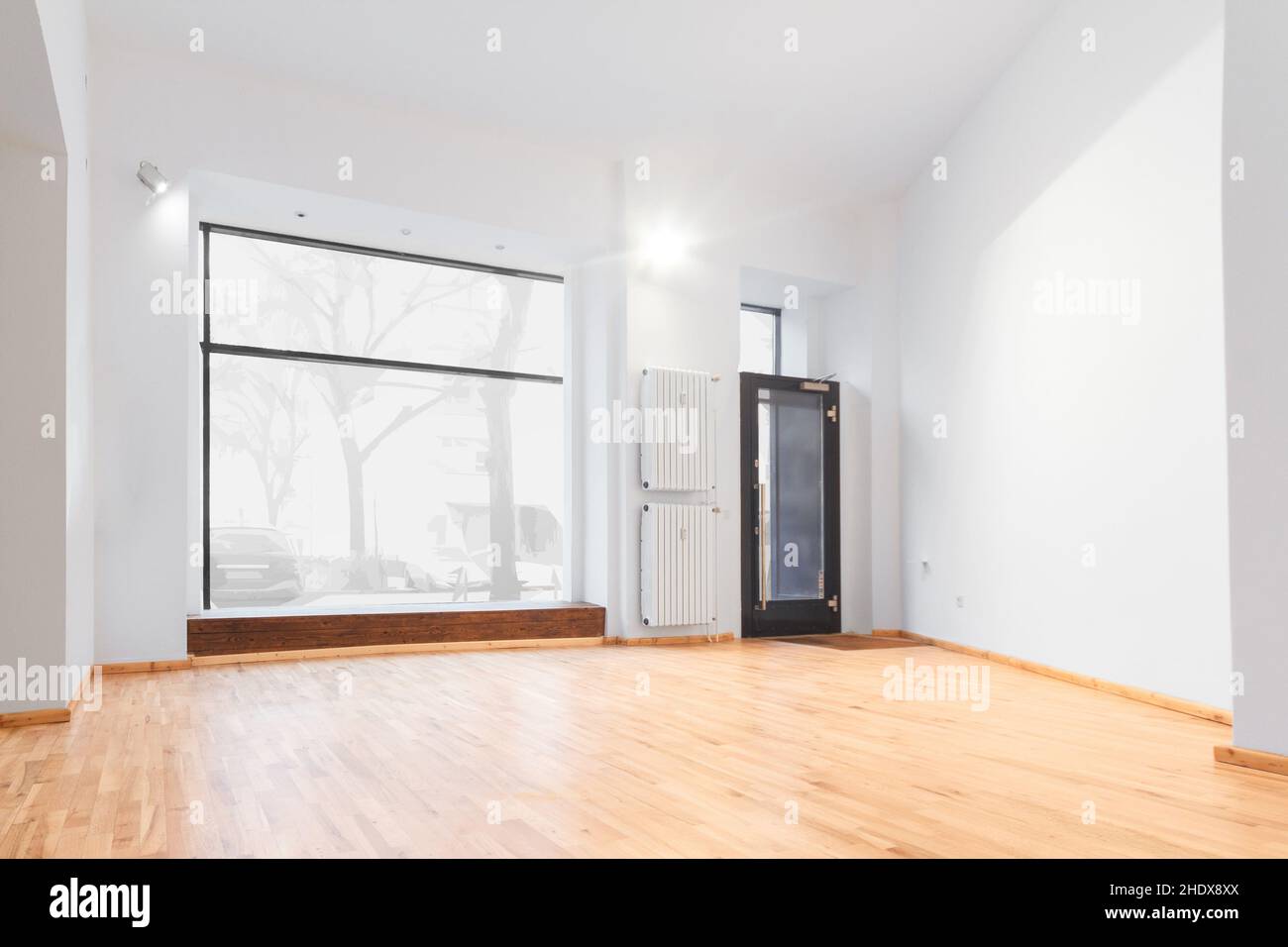 Office shop front hi-res stock photography and images - Alamy