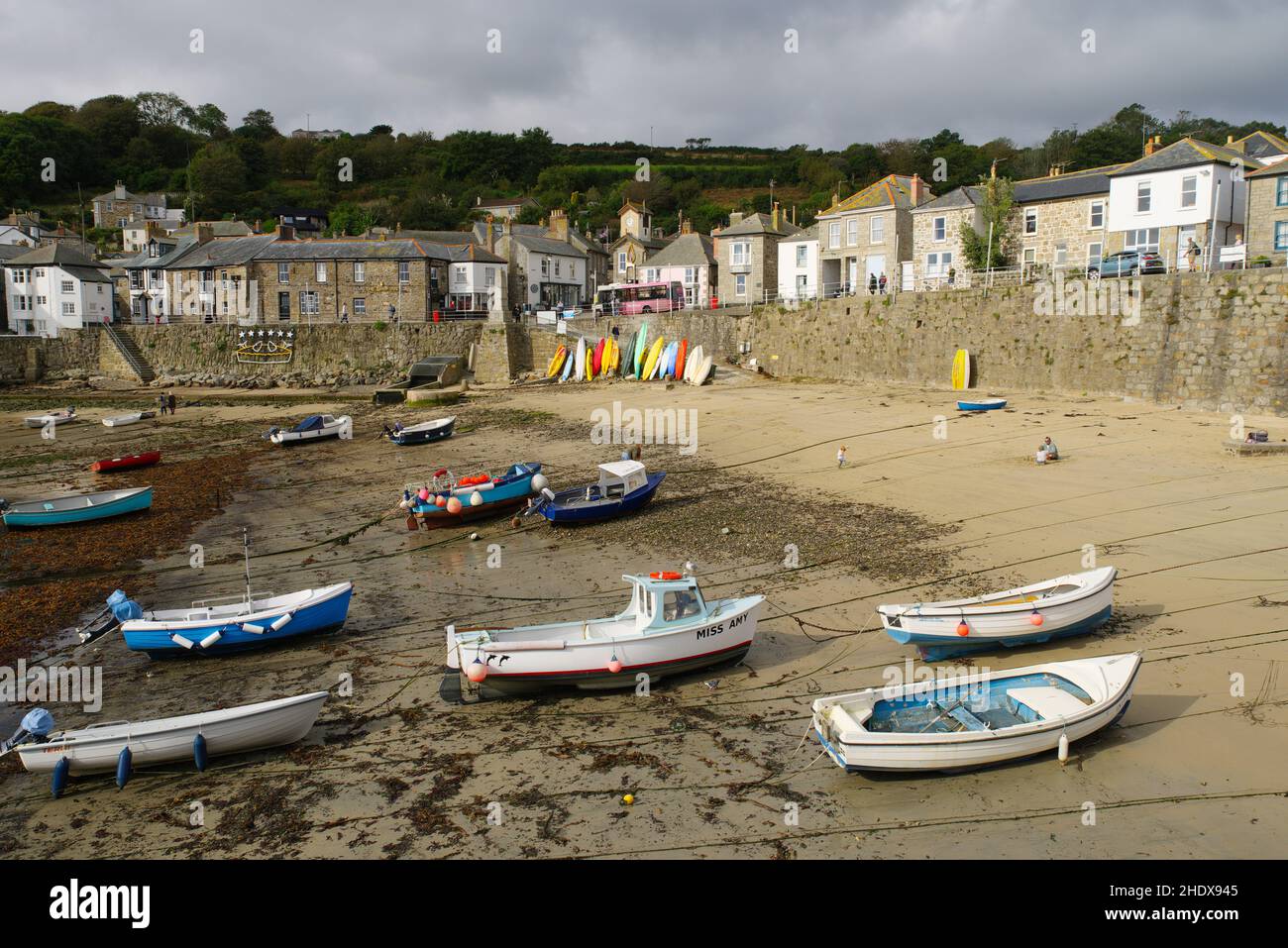 Cornish fishing village scene hi-res stock photography and images - Alamy