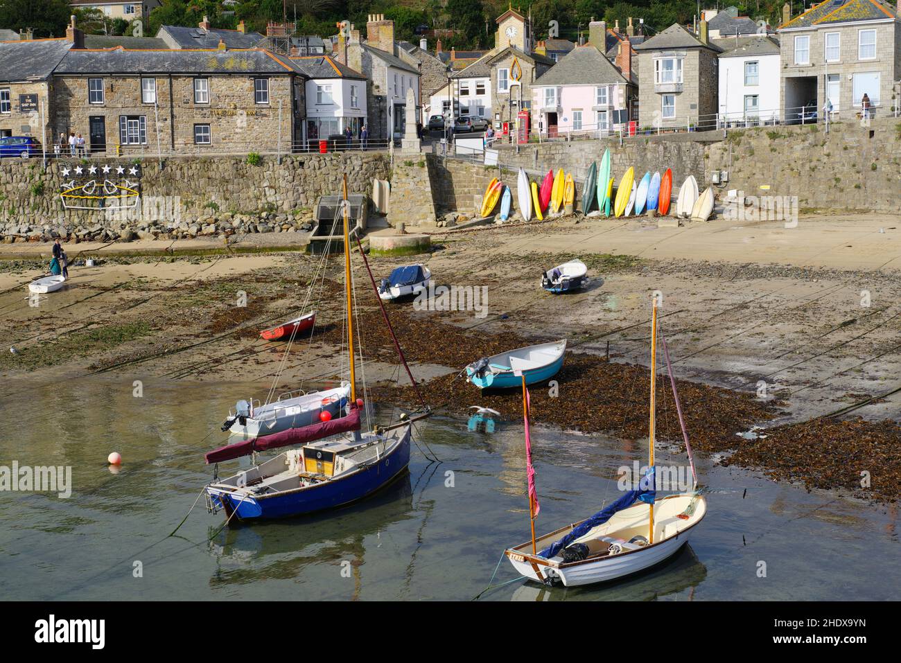 Mousehole village hi-res stock photography and images - Alamy