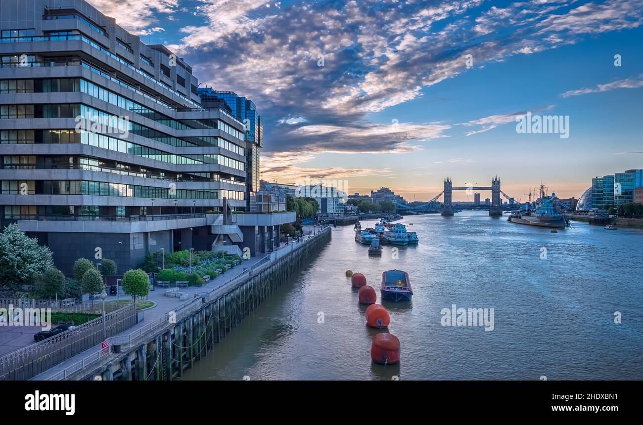 Skyscrapers bridges docklands hi-res stock photography and images - Alamy
