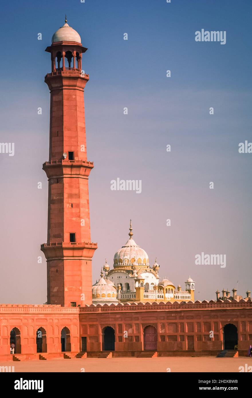 Badshahi mosque city hi-res stock photography and images - Alamy