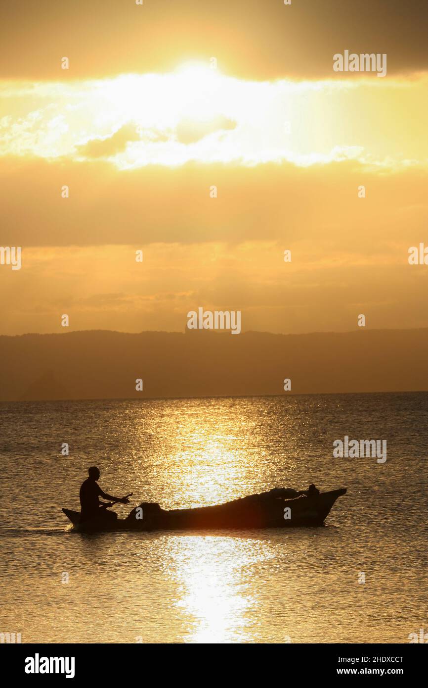 Africa madagascar fisherman pirogue hi-res stock photography and images ...