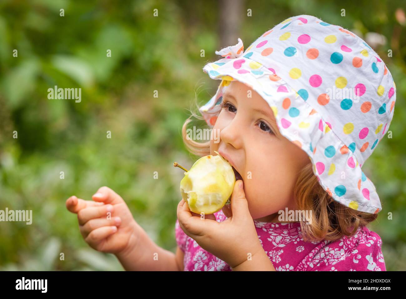 girl, eating, apple, girls, eat, apples Stock Photo - Alamy