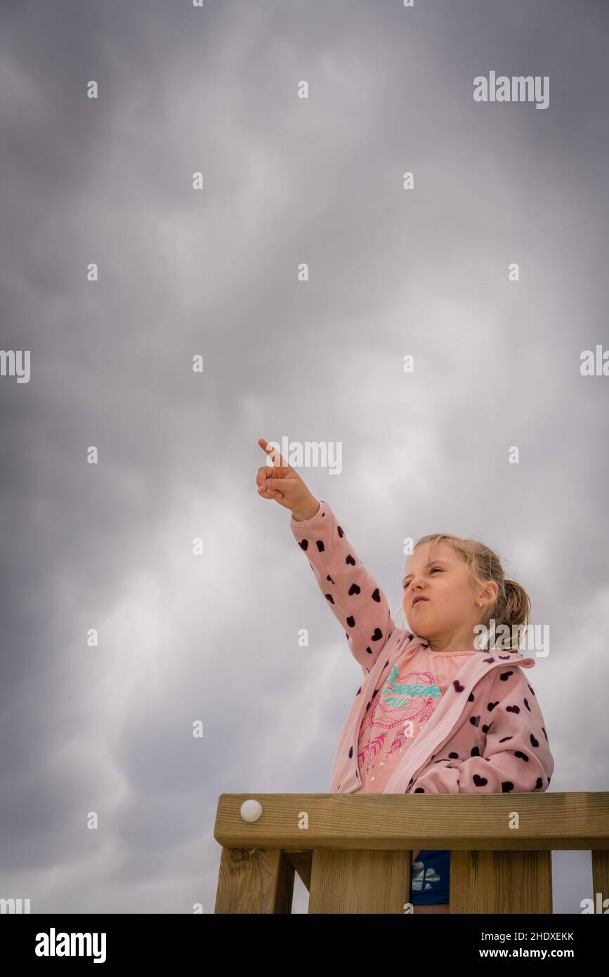 Kid looking up clouds hi-res stock photography and images - Alamy