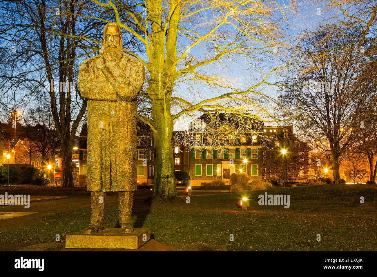 friedrich engels, bronze statue, wuppertal, statues, wuppertals Stock ...