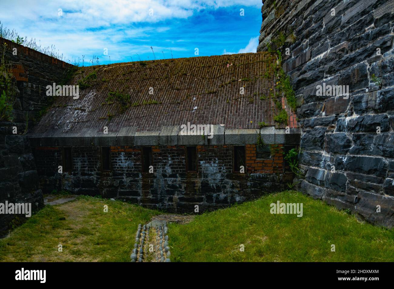 Fort with moat hi-res stock photography and images - Alamy