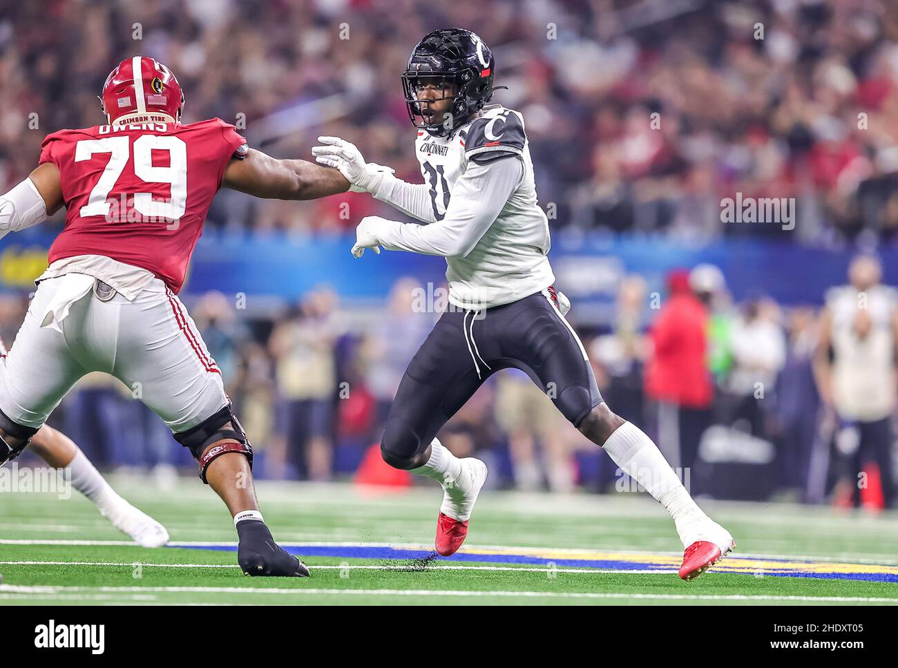 Arlington, Texas, USA. 31st Dec, 2021. Cincinnati Bearcats defensive ...