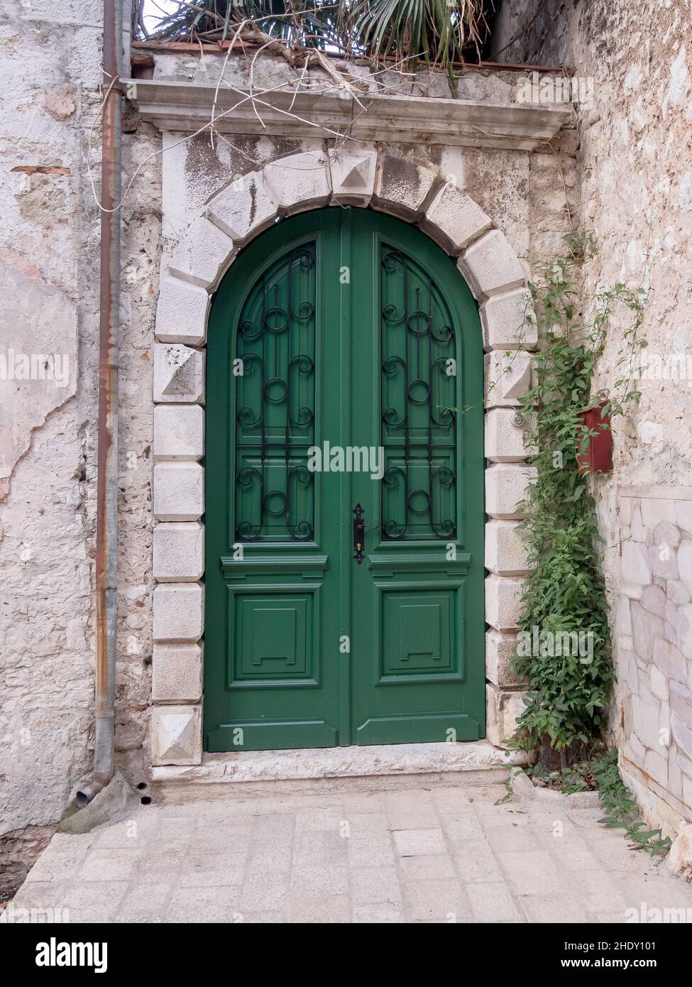 Front of a large iron gate hi-res stock photography and images - Alamy