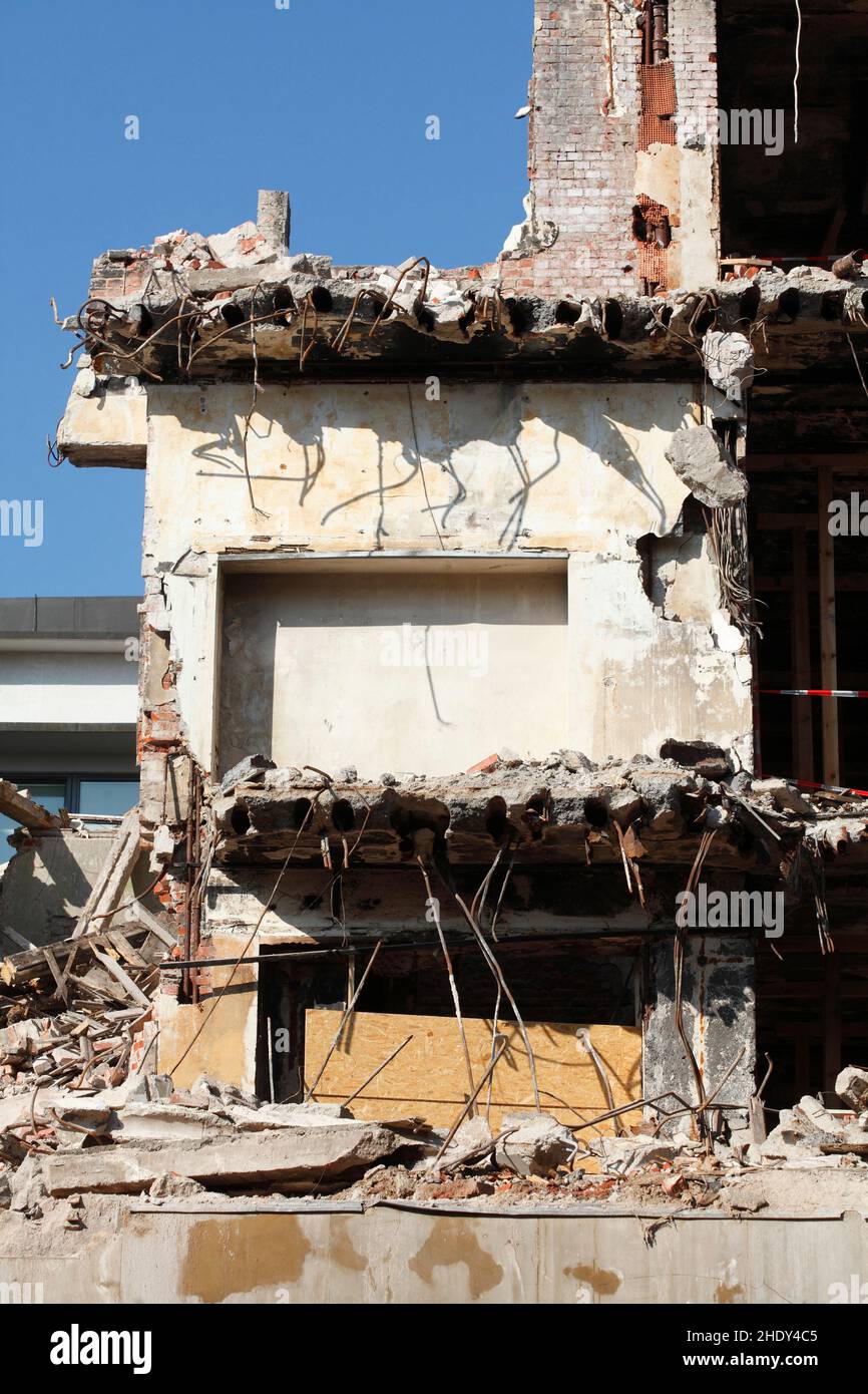 Ruins of destroyed buildings hi-res stock photography and images - Alamy