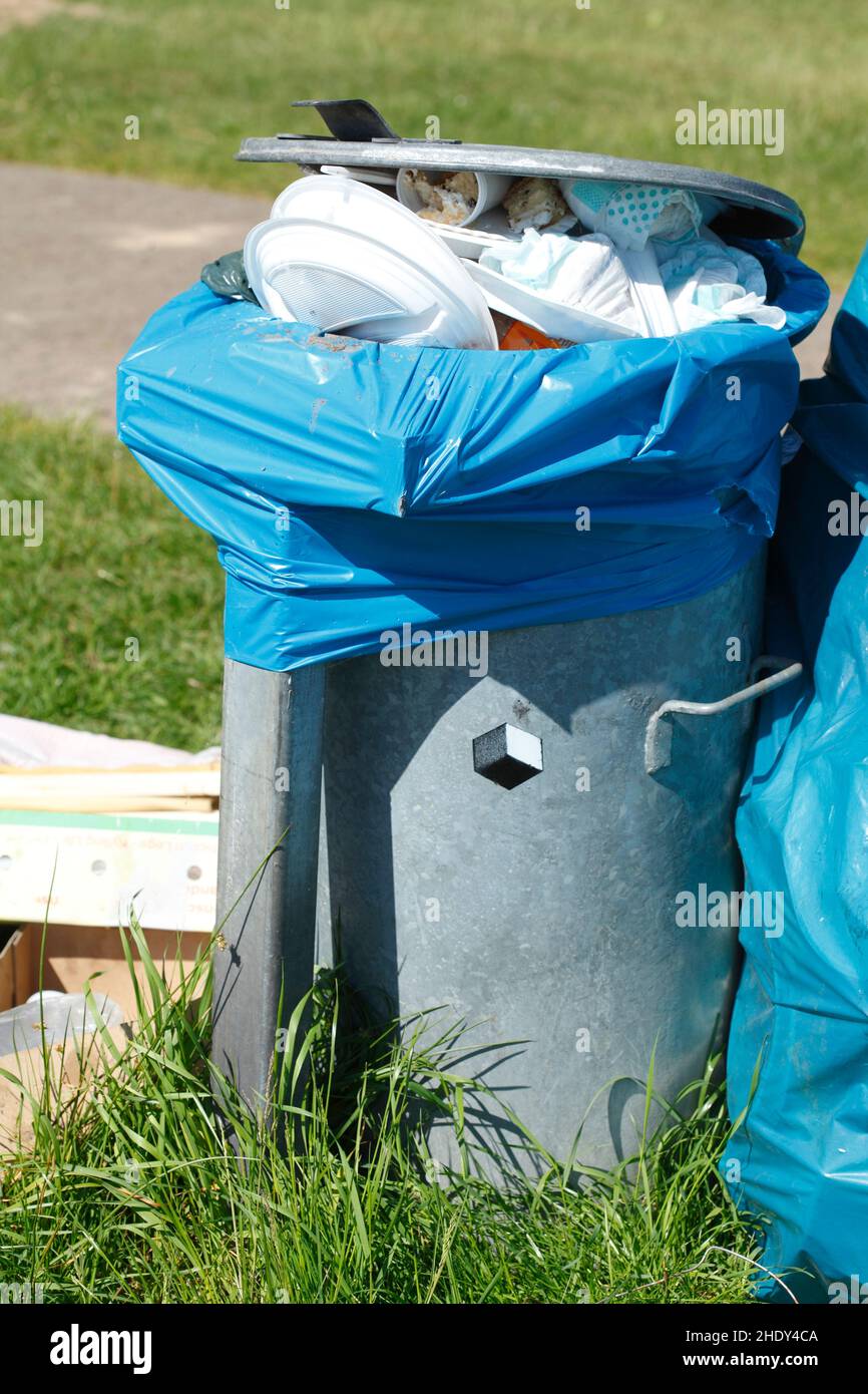 Dustbin lids hi-res stock photography and images - Alamy