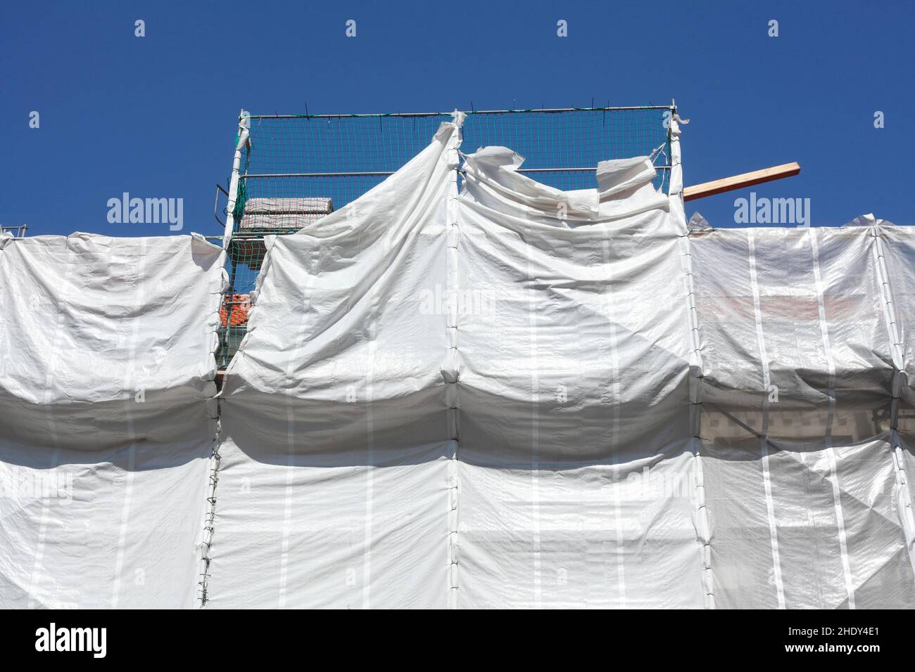 scaffolding, tarp, tarps Stock Photo - Alamy