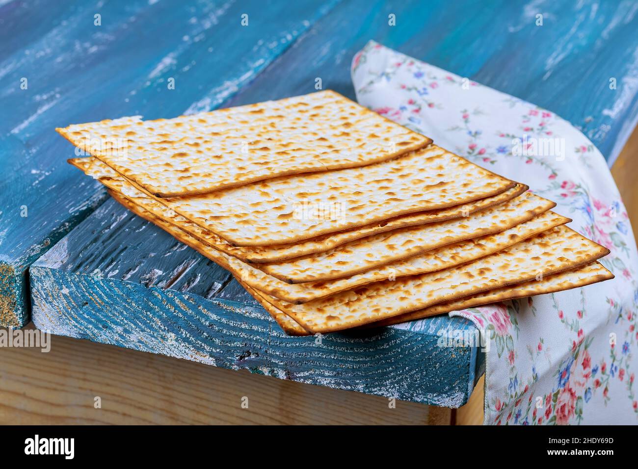 Jewish matzo bread hi-res stock photography and images - Alamy