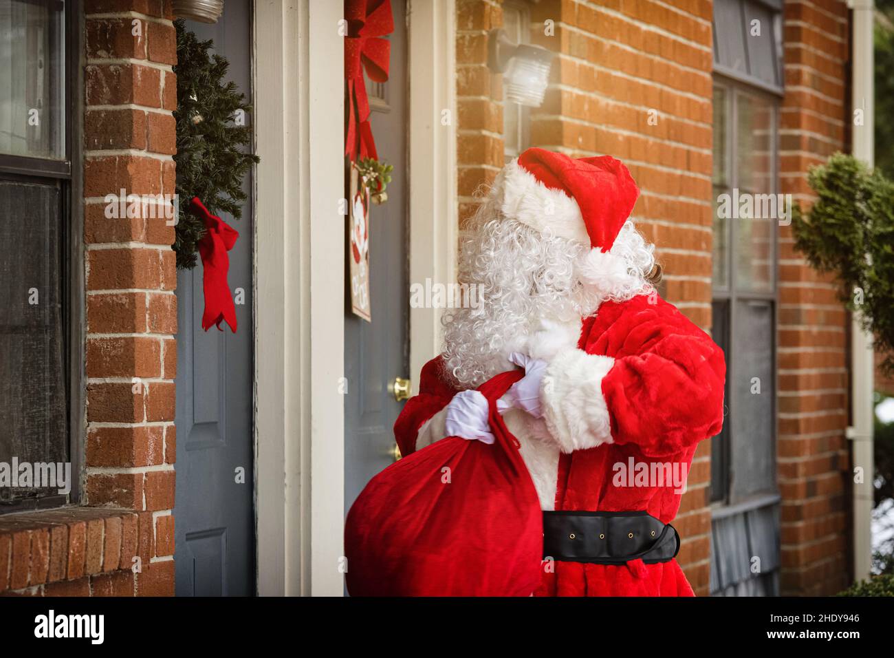 Ups delivery man at door hi-res stock photography and images - Alamy