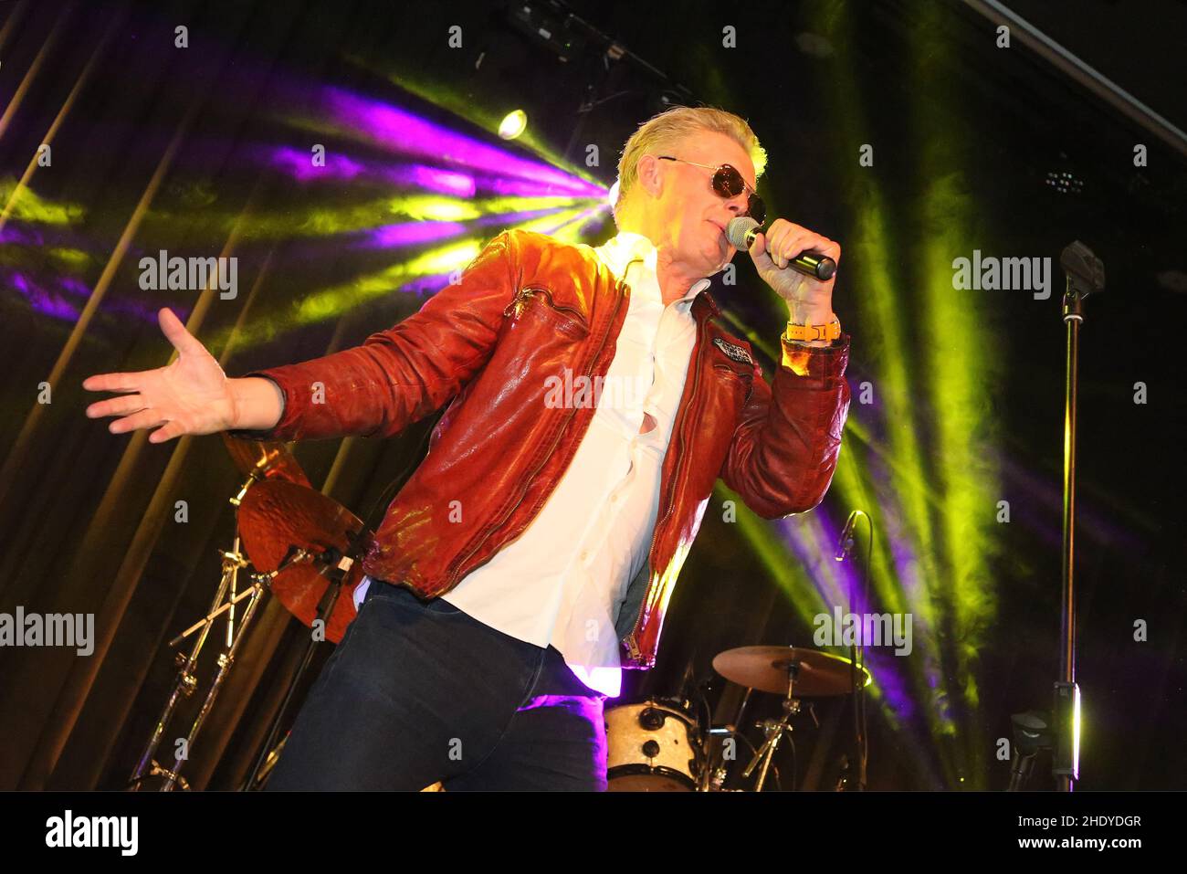 Singer sunglasses blonde hair hi-res stock photography and images - Alamy