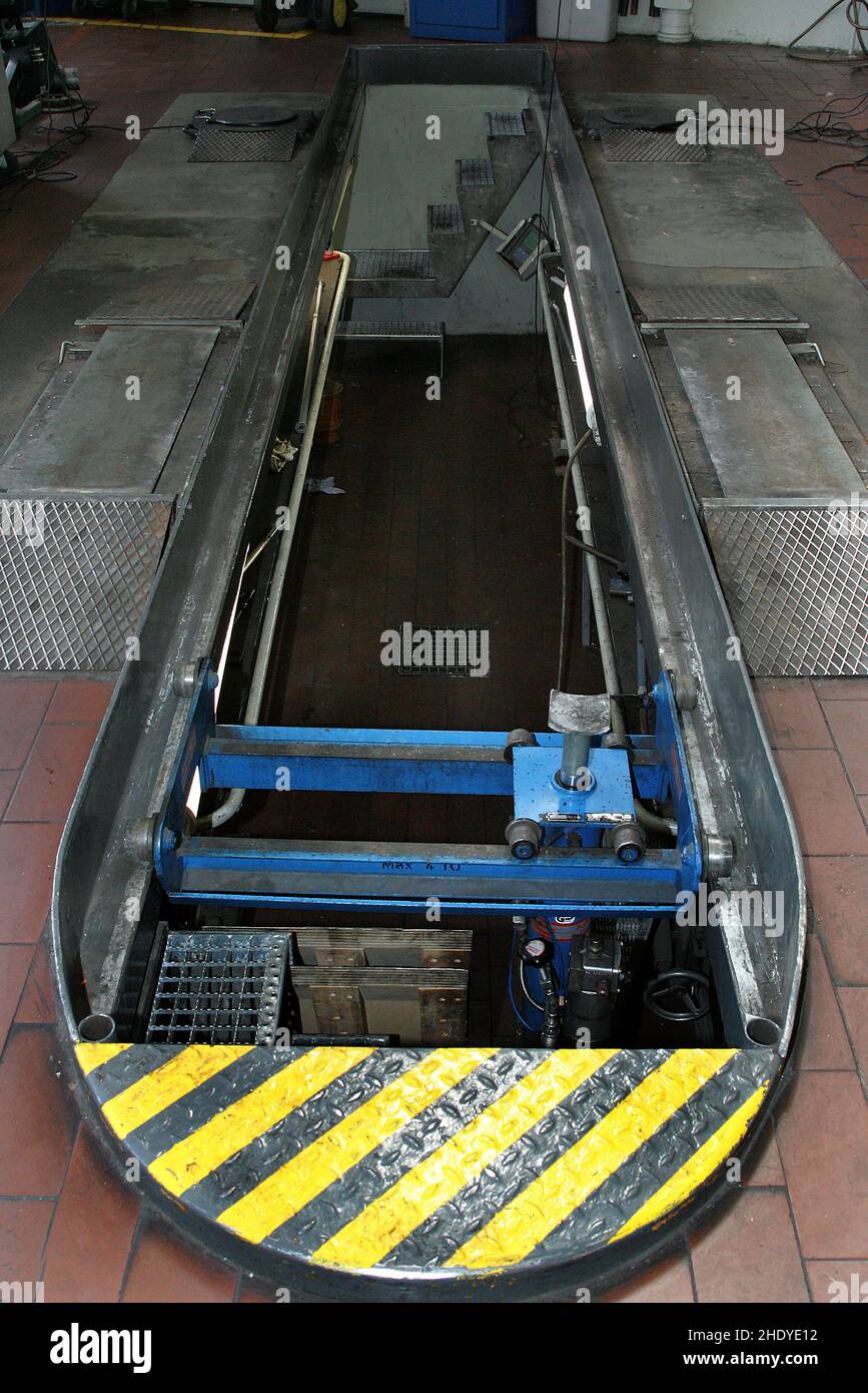 Pit workshop hi-res stock photography and images - Alamy