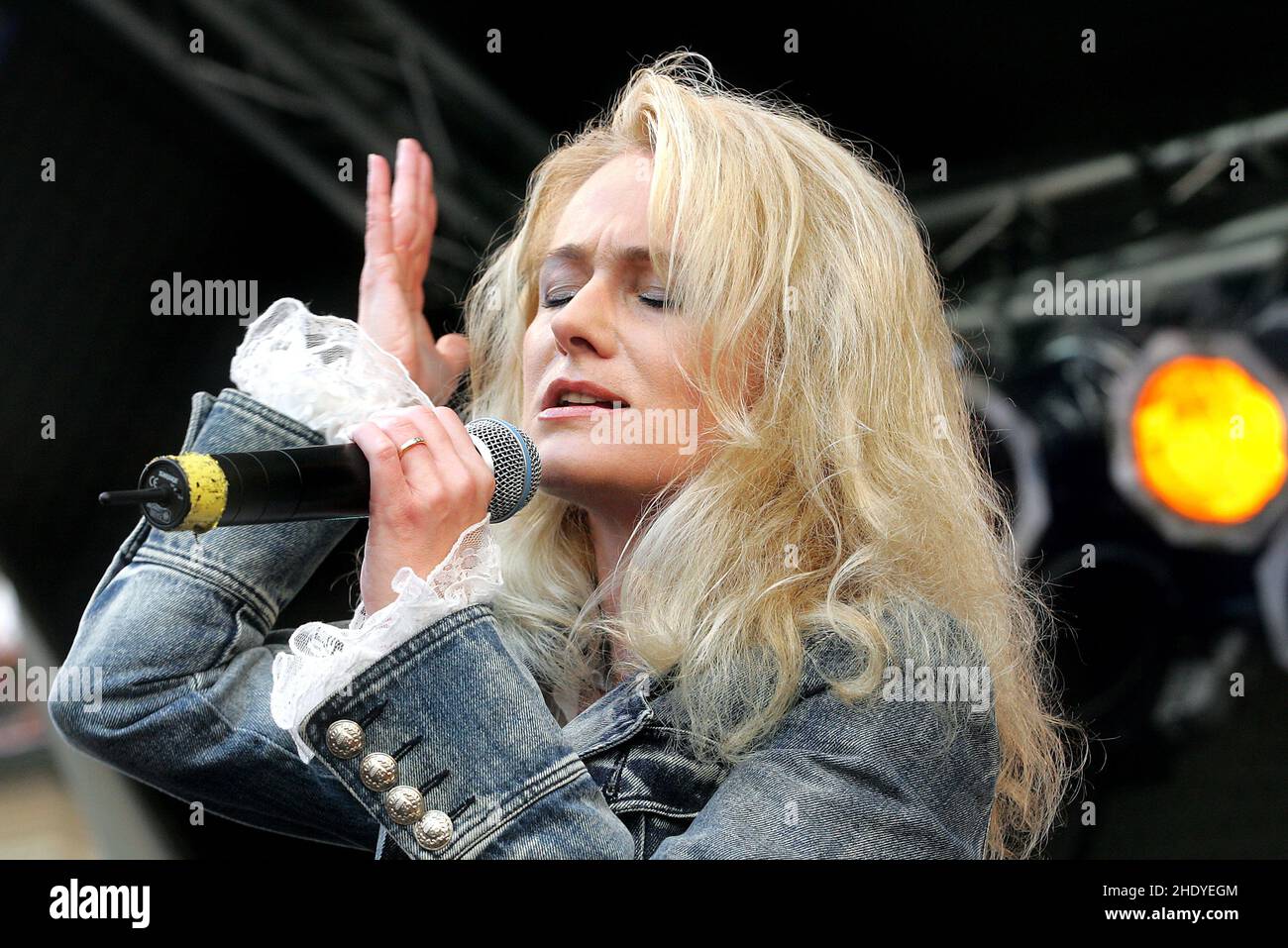 Pop singer hi-res stock photography and images - Alamy