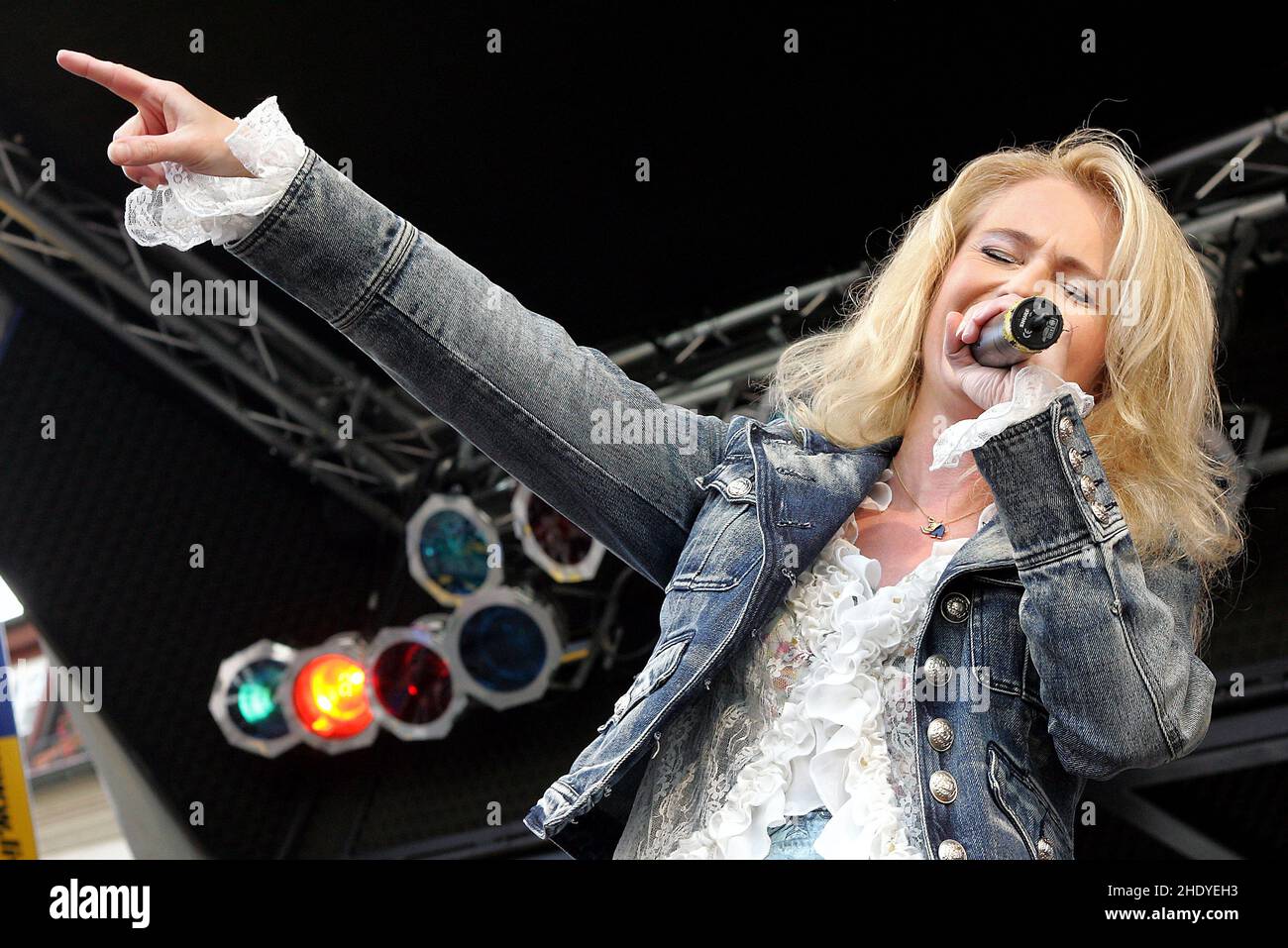 Singer singing female hi-res stock photography and images - Alamy