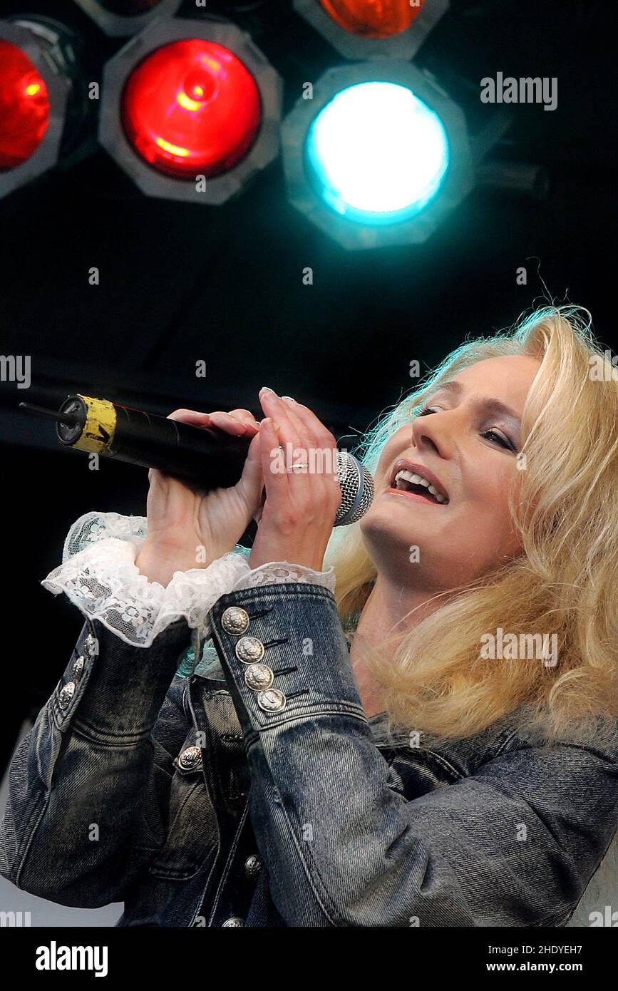 Woman pop singer hi-res stock photography and images - Alamy