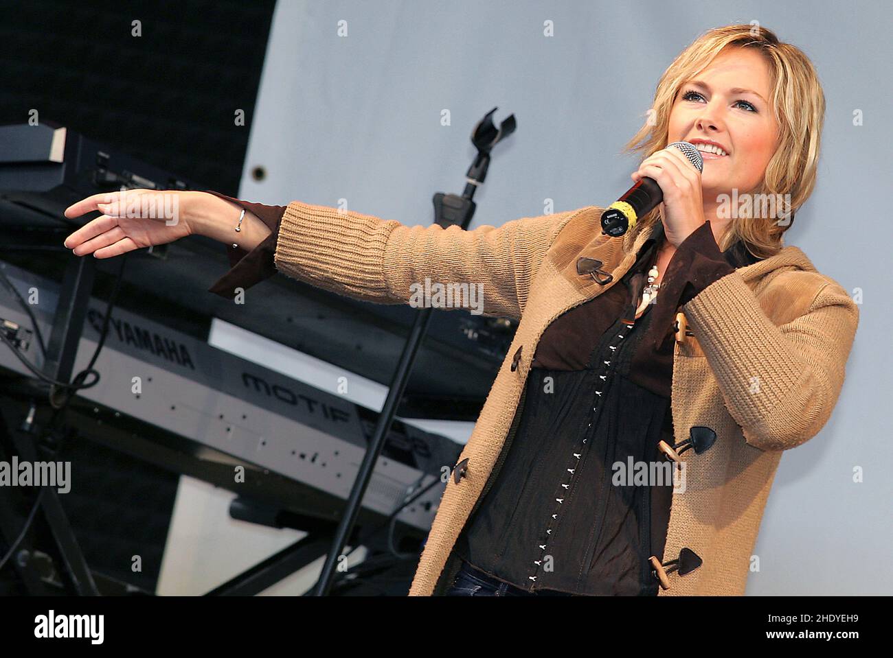 Folk pop singer hi-res stock photography and images - Alamy