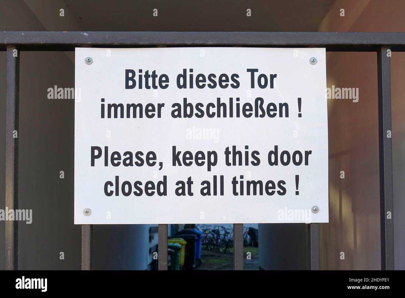 Sign, Please keep this door closed at all times, Berlin, Germany Stock ...