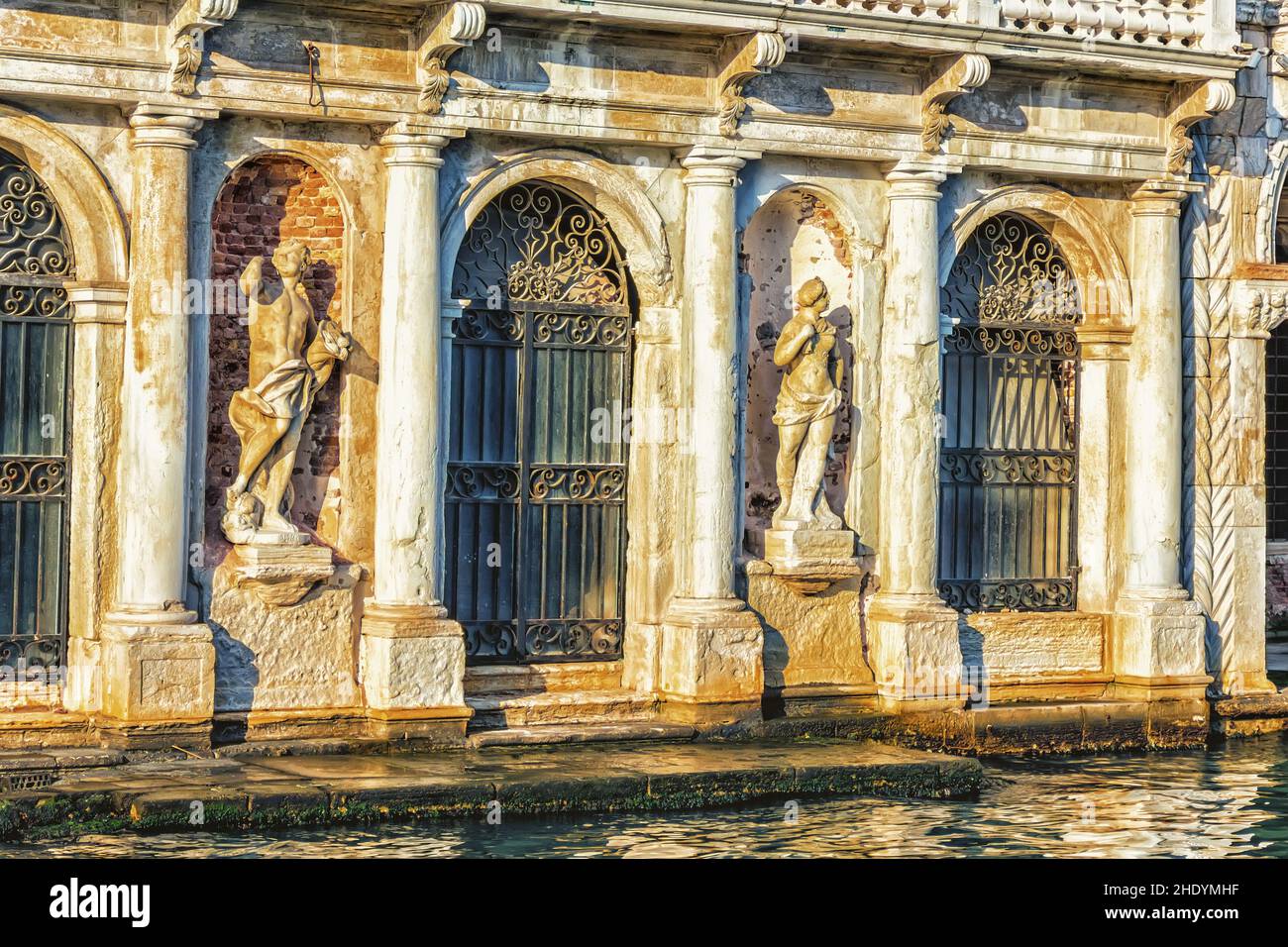Neoclassical hi-res stock photography and images - Alamy