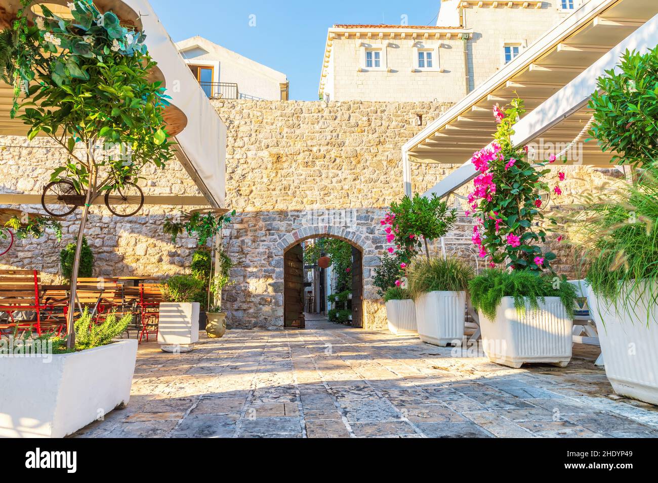 Cobbled courtyards hi-res stock photography and images - Alamy