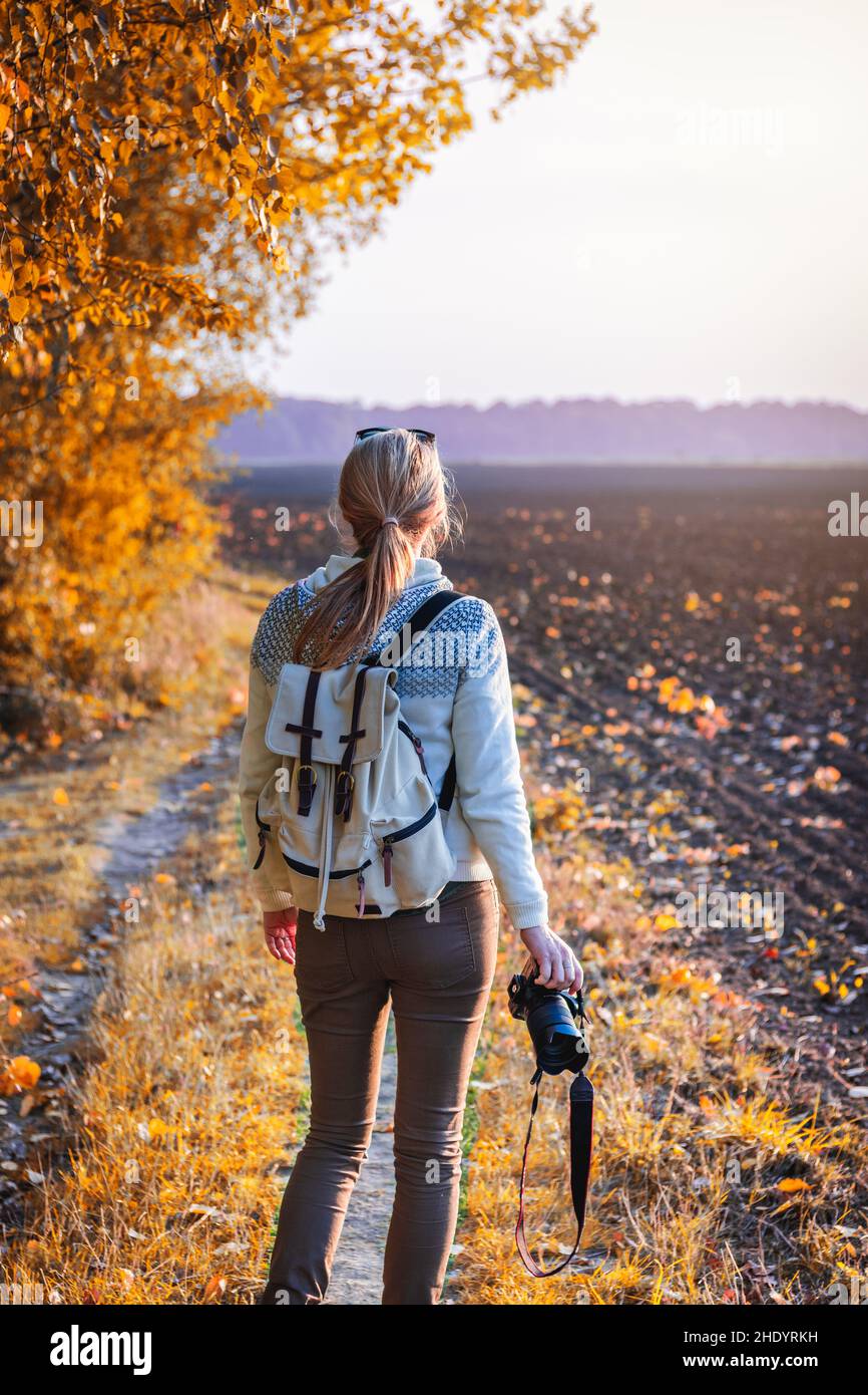 Woman countryside looking back hi-res stock photography and images - Alamy