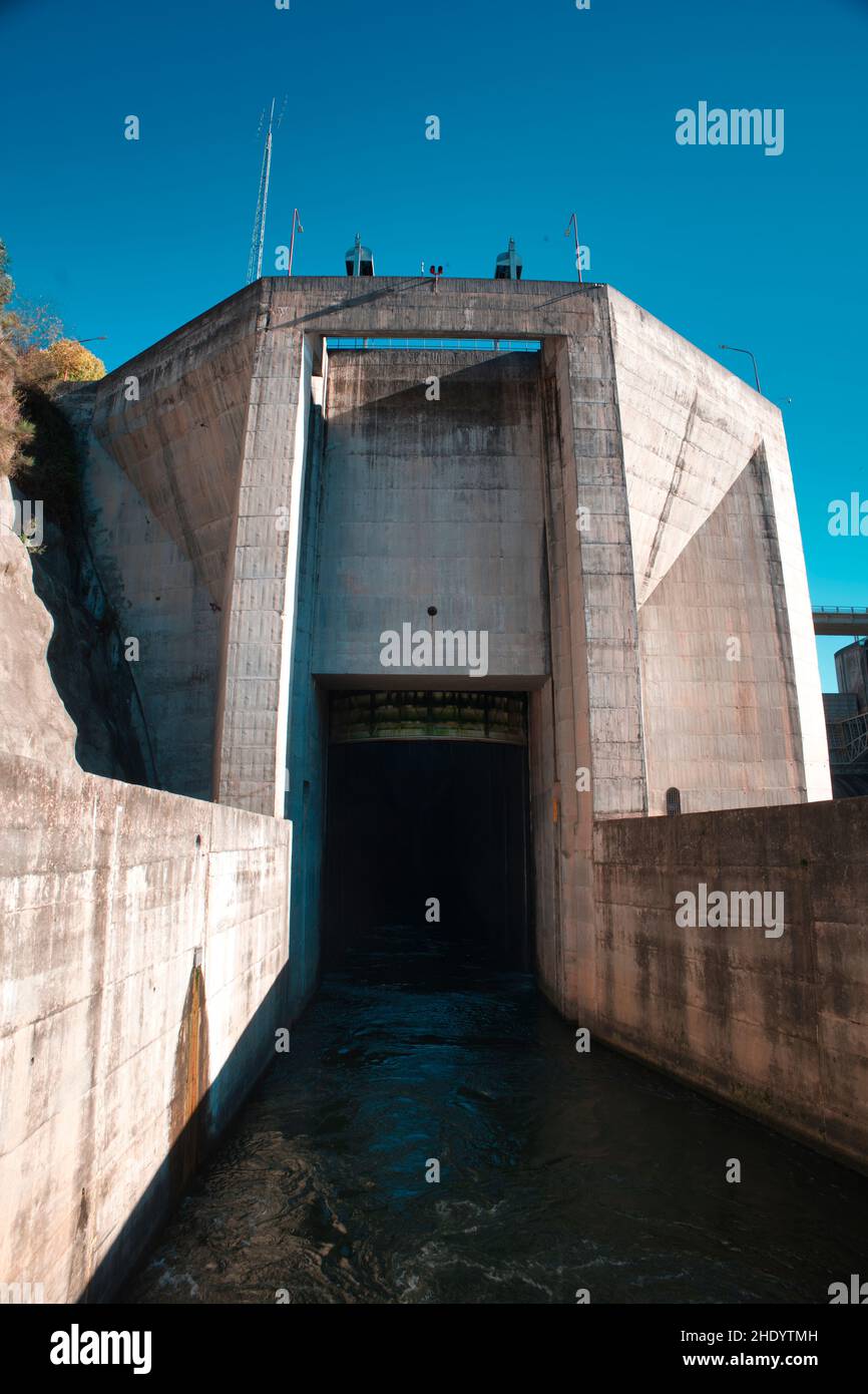 Carrapatelo lock and barrage Stock Photo - Alamy