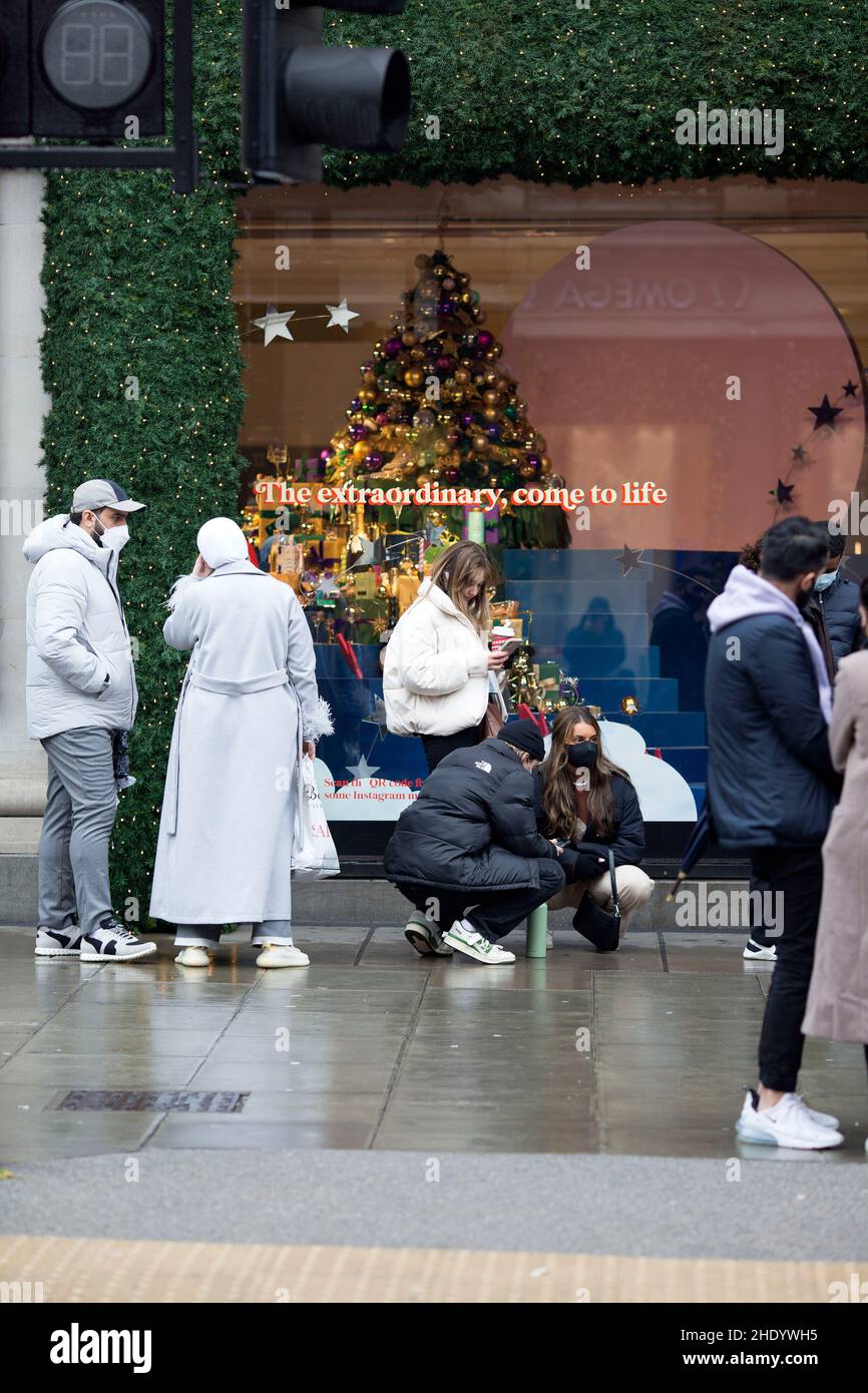 Tree lights queue hi-res stock photography and images - Alamy