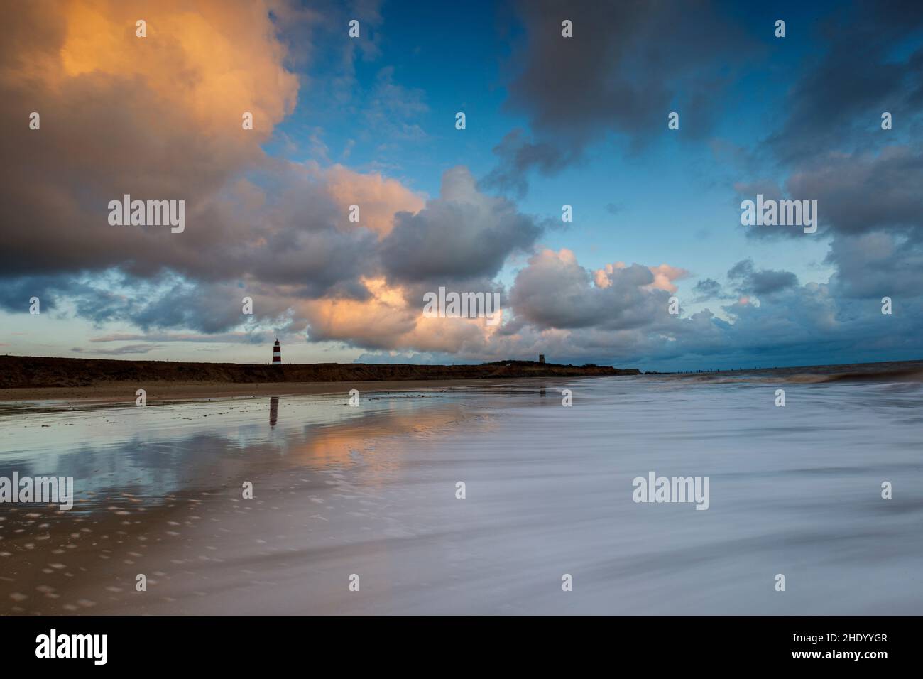 Happisburgh beach lighthouse hi-res stock photography and images - Alamy
