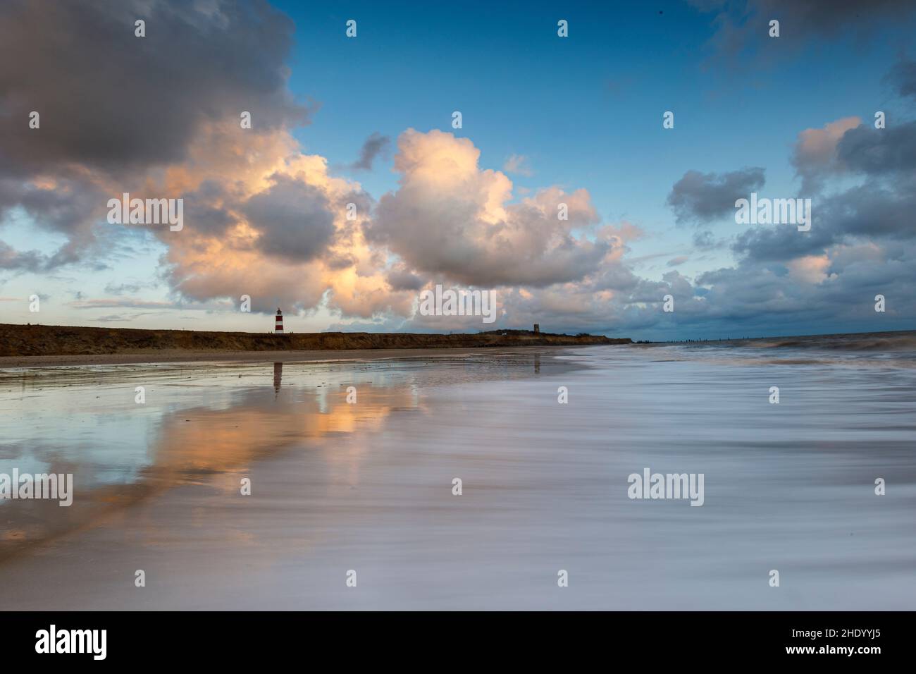 Happisburgh beach lighthouse hi-res stock photography and images - Alamy