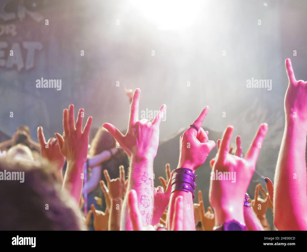 Rock club crowd vintage hi-res stock photography and images - Alamy