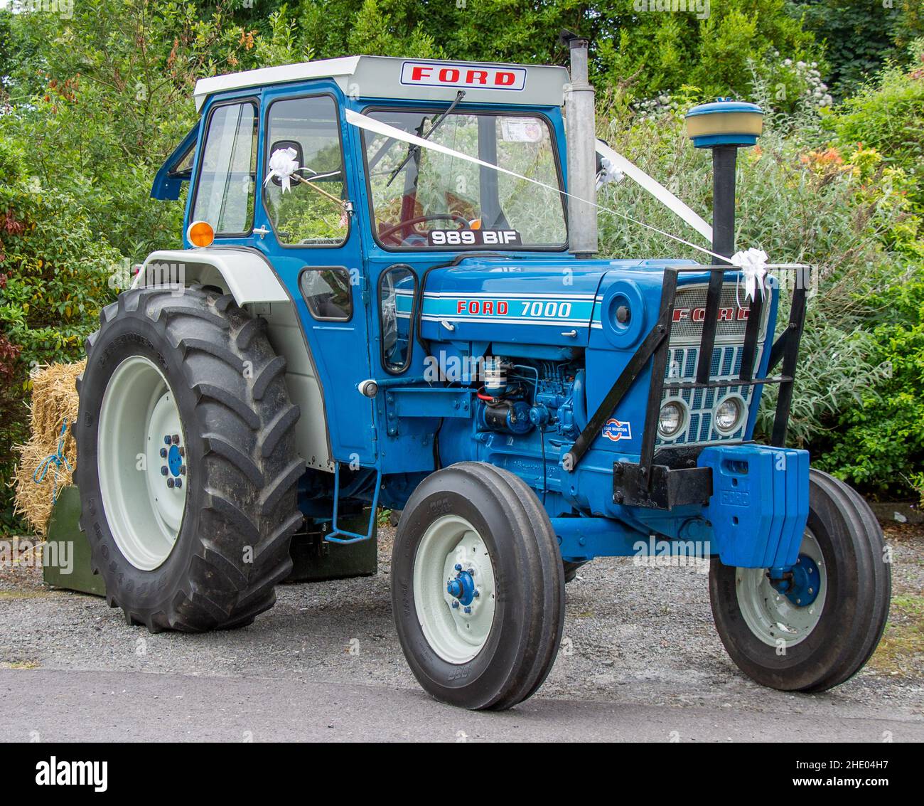 White wedding tractor hi-res stock photography and images - Alamy