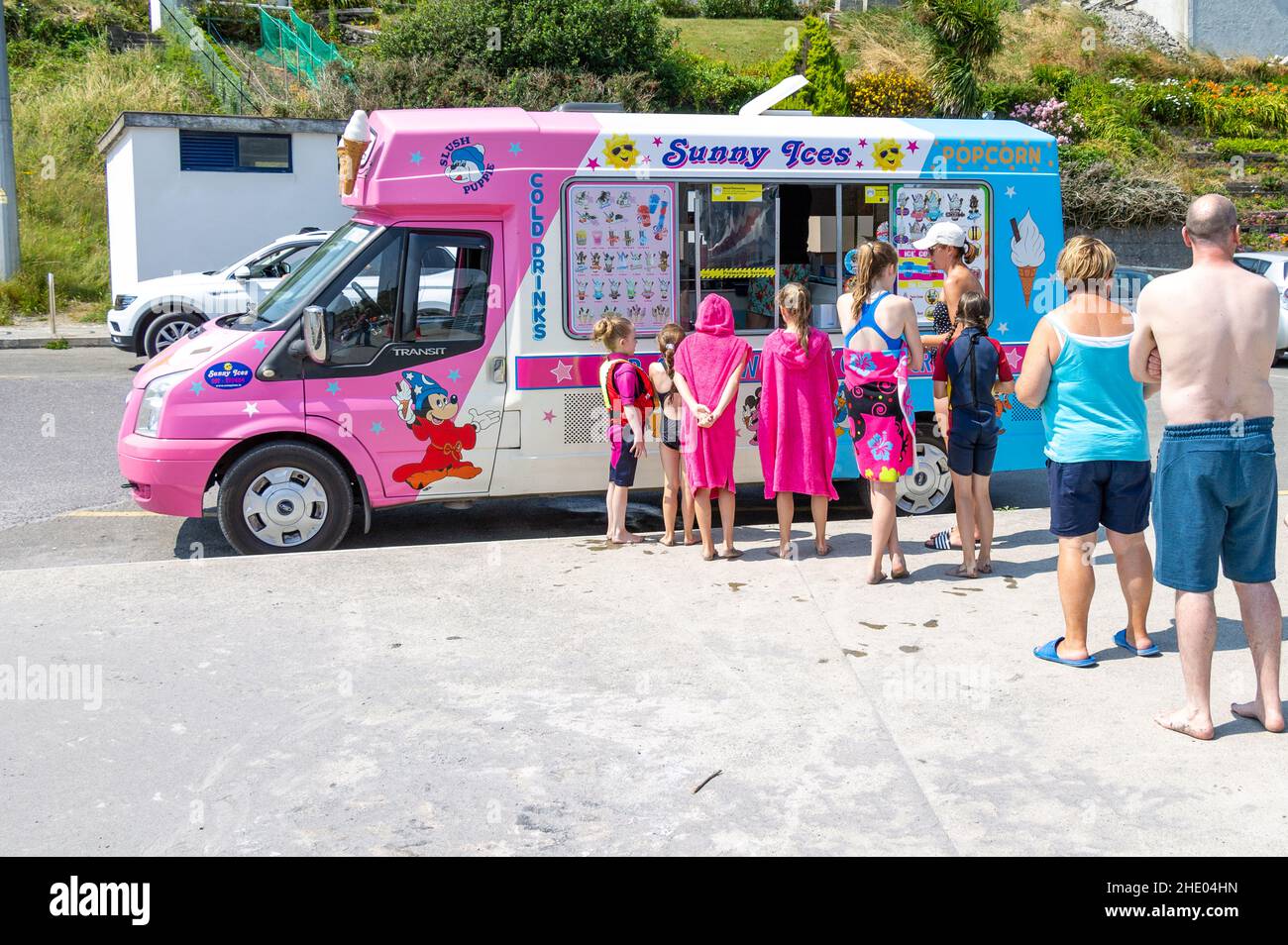 Queue for ice cream van on hot summers day Stock Photo - Alamy