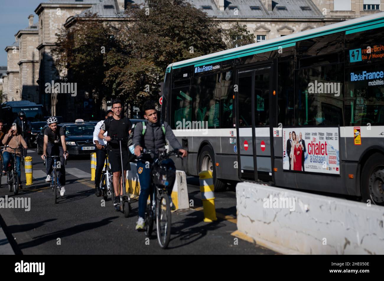 Illustration of cyclists, cycle paths and corona cycle paths in Paris ...