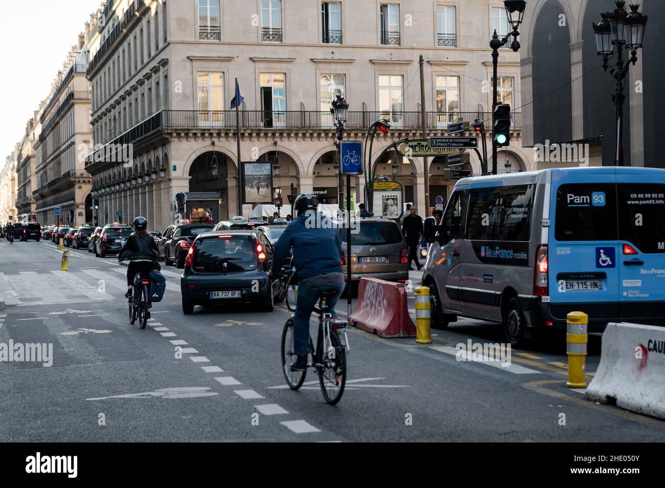 Illustration of cyclists, cycle paths and corona cycle paths in Paris ...