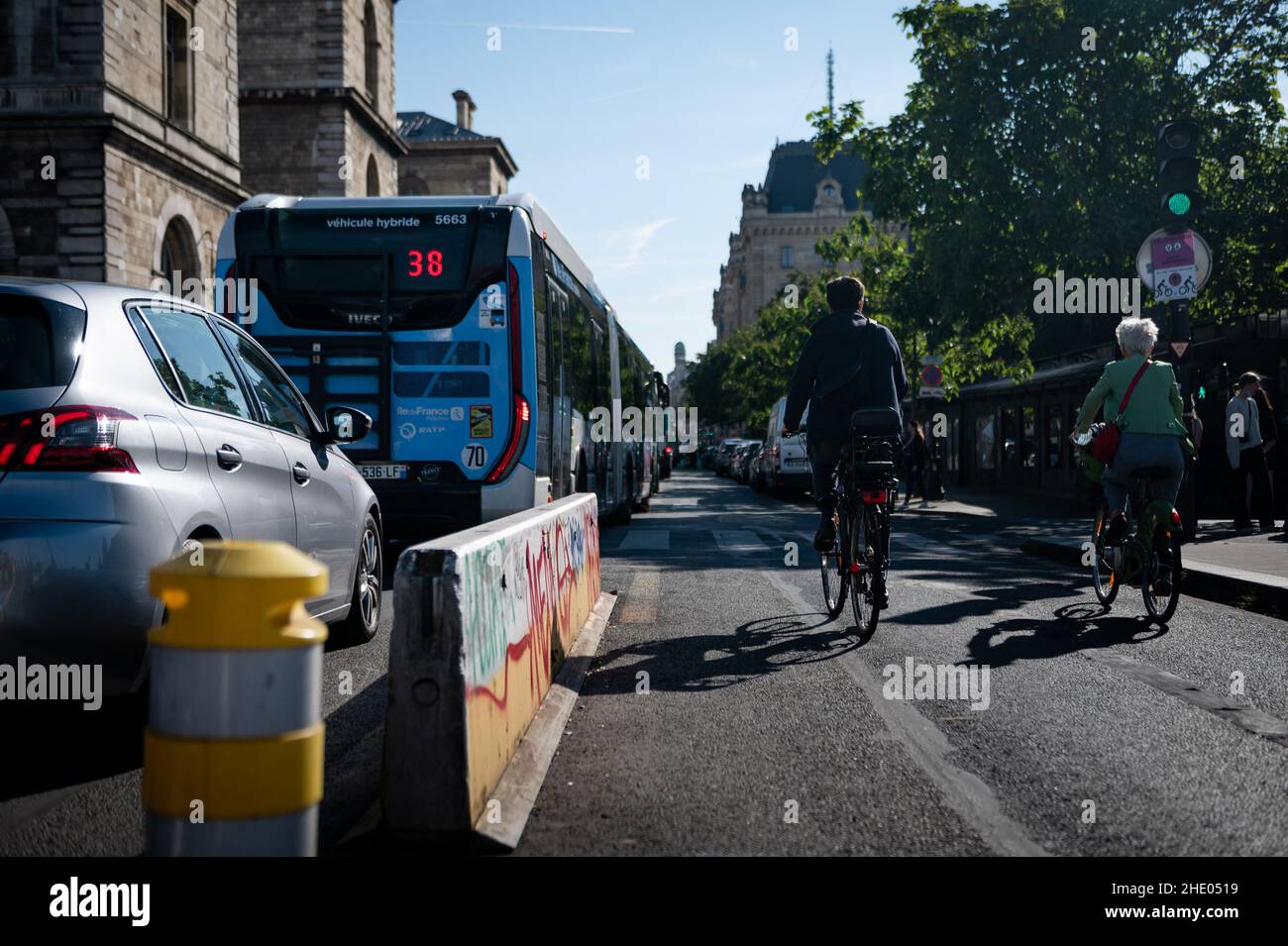 Illustration of cyclists, cycle paths and corona cycle paths in Paris ...