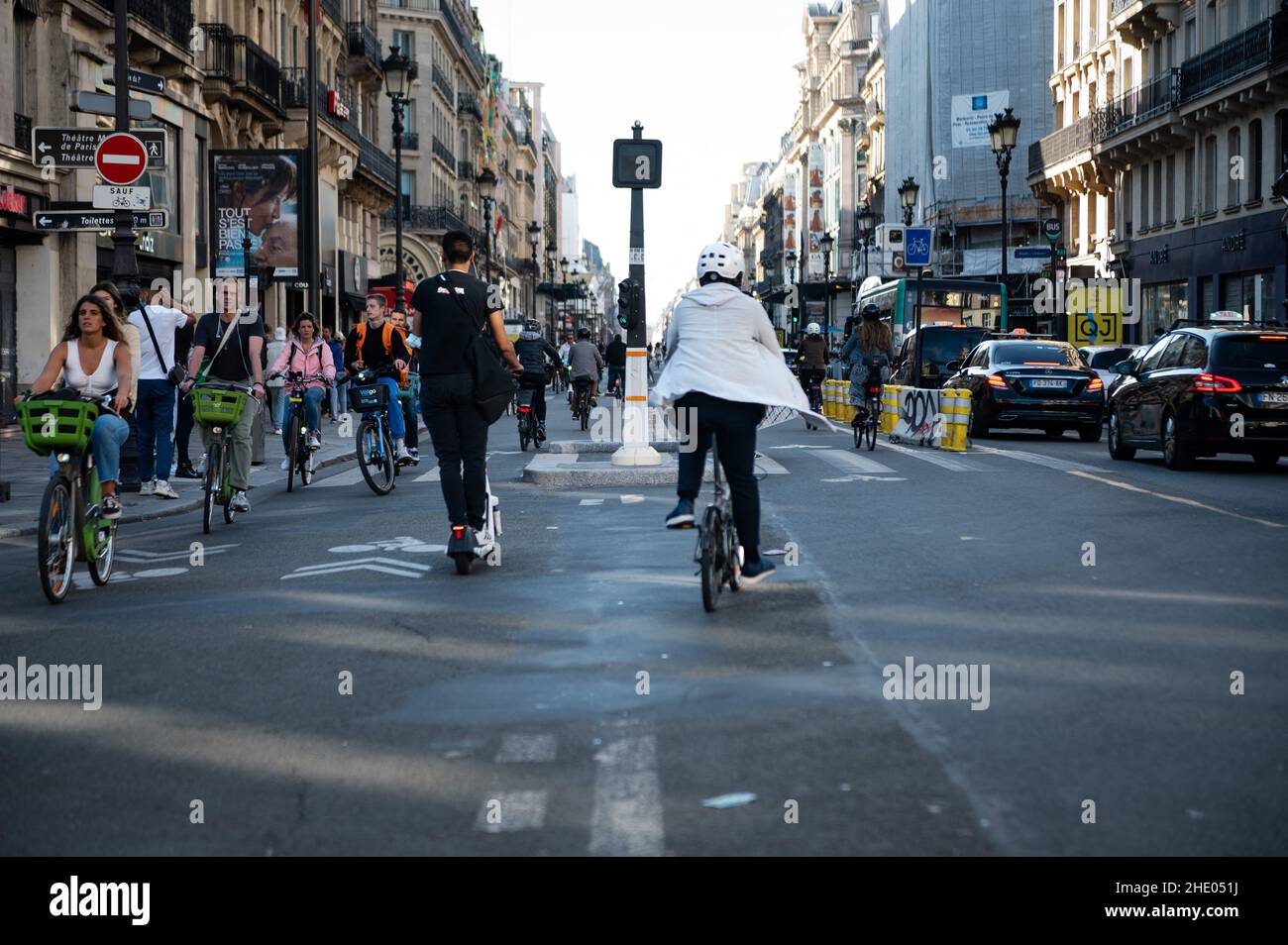 Illustration of cyclists, cycle paths and corona cycle paths in Paris ...
